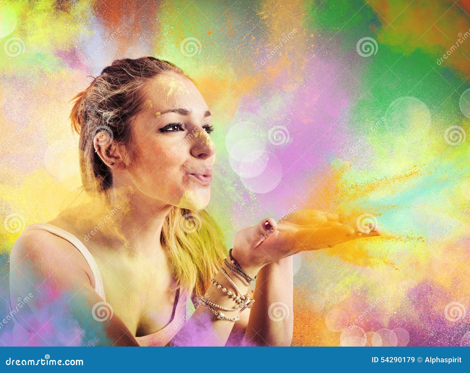 Ragazza Che Soffia Le Polveri Colorate Immagine Stock - Immagine di ...