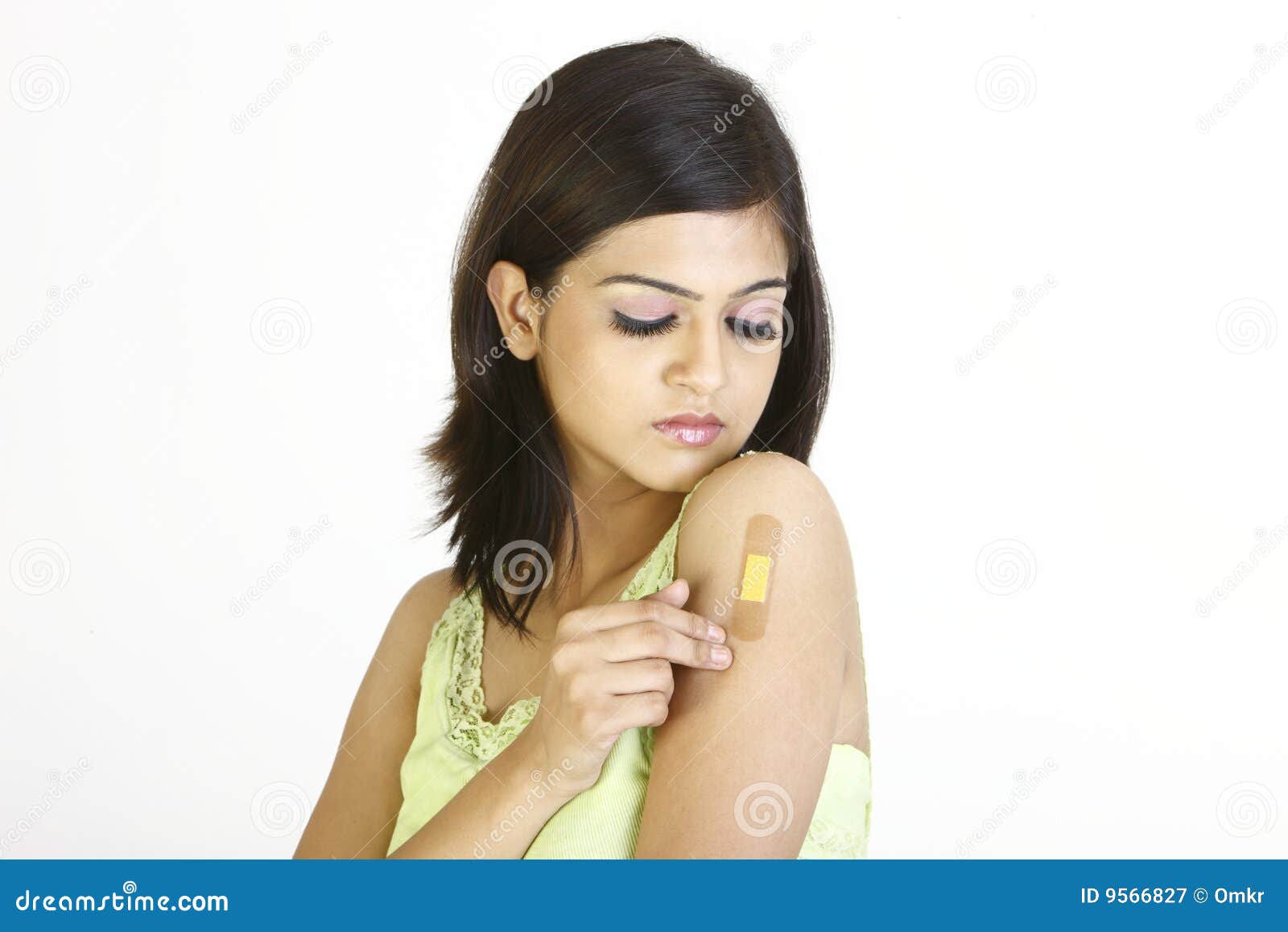Ragazza con band-aid immagine stock. Immagine di pelle - 9566827