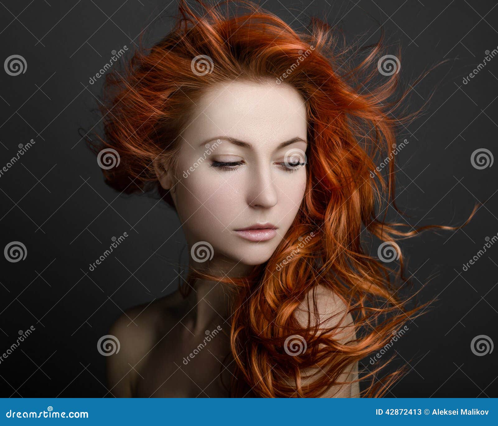 Ragazza con capelli rossi immagine stock. Immagine di arte - 42872413