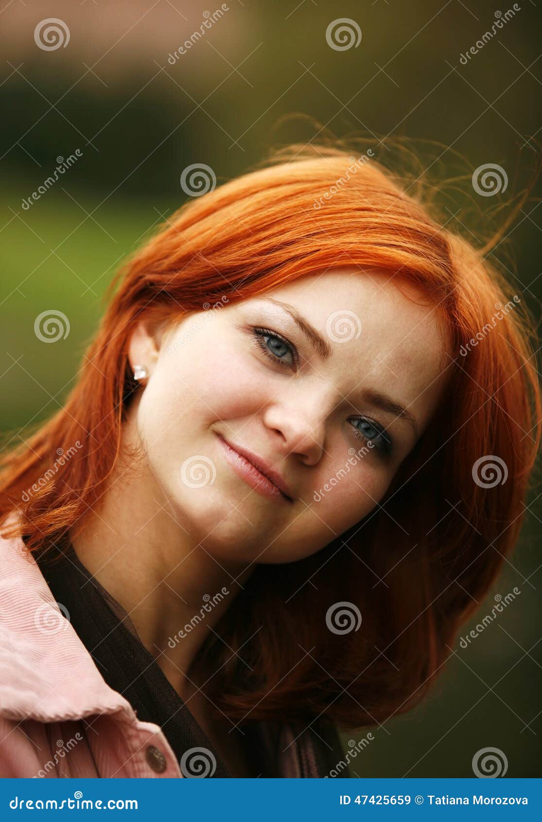 Ragazza con capelli rossi immagine stock. Immagine di insoddisfatto ...
