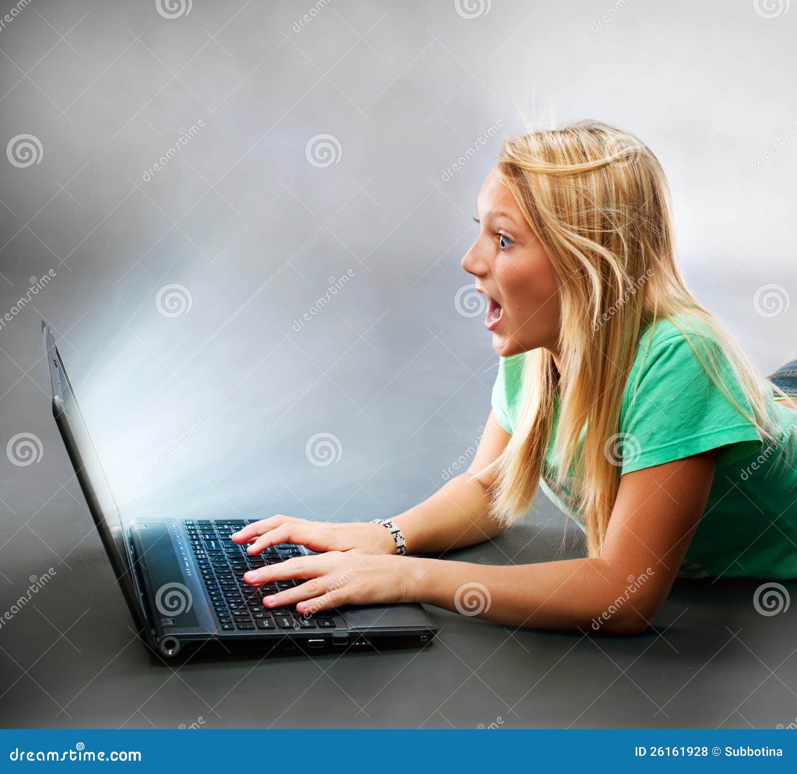 Ragazza Con Il Computer Portatile Fotografia Stock - Immagine di scuro ...