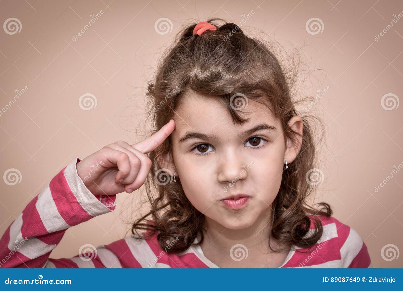 Ragazza Con Il Dito Indice Sulla Sua Testa Immagine Stock - Immagine di ...