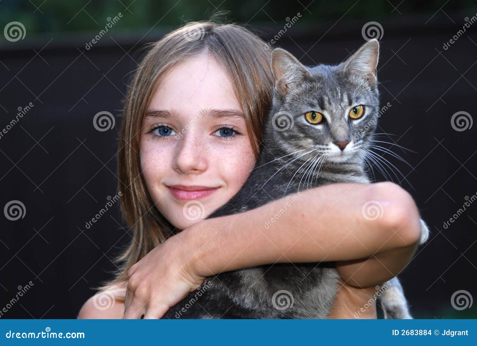 Ragazza con il gatto fotografia stock. Immagine di occhi - 2683884
