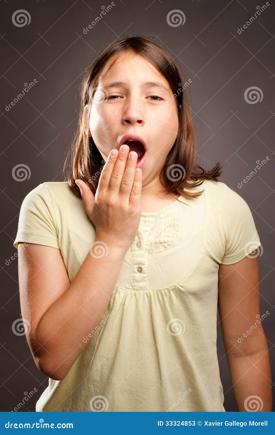 Ragazza Con Il Gesto Di Sbadiglio Immagine Stock - Immagine di gestione ...