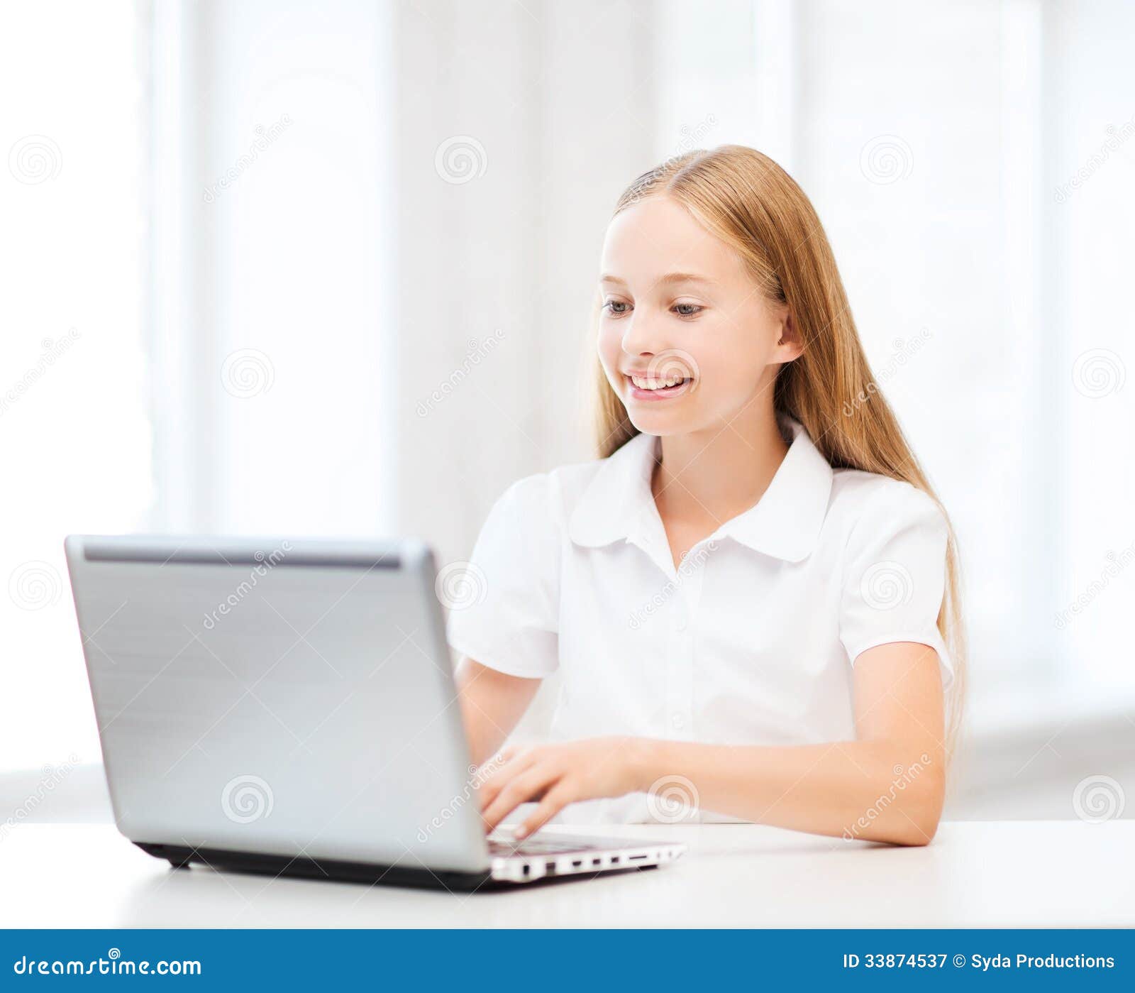 Ragazza Con Il Pc Del Computer Portatile Alla Scuola Immagine Stock ...