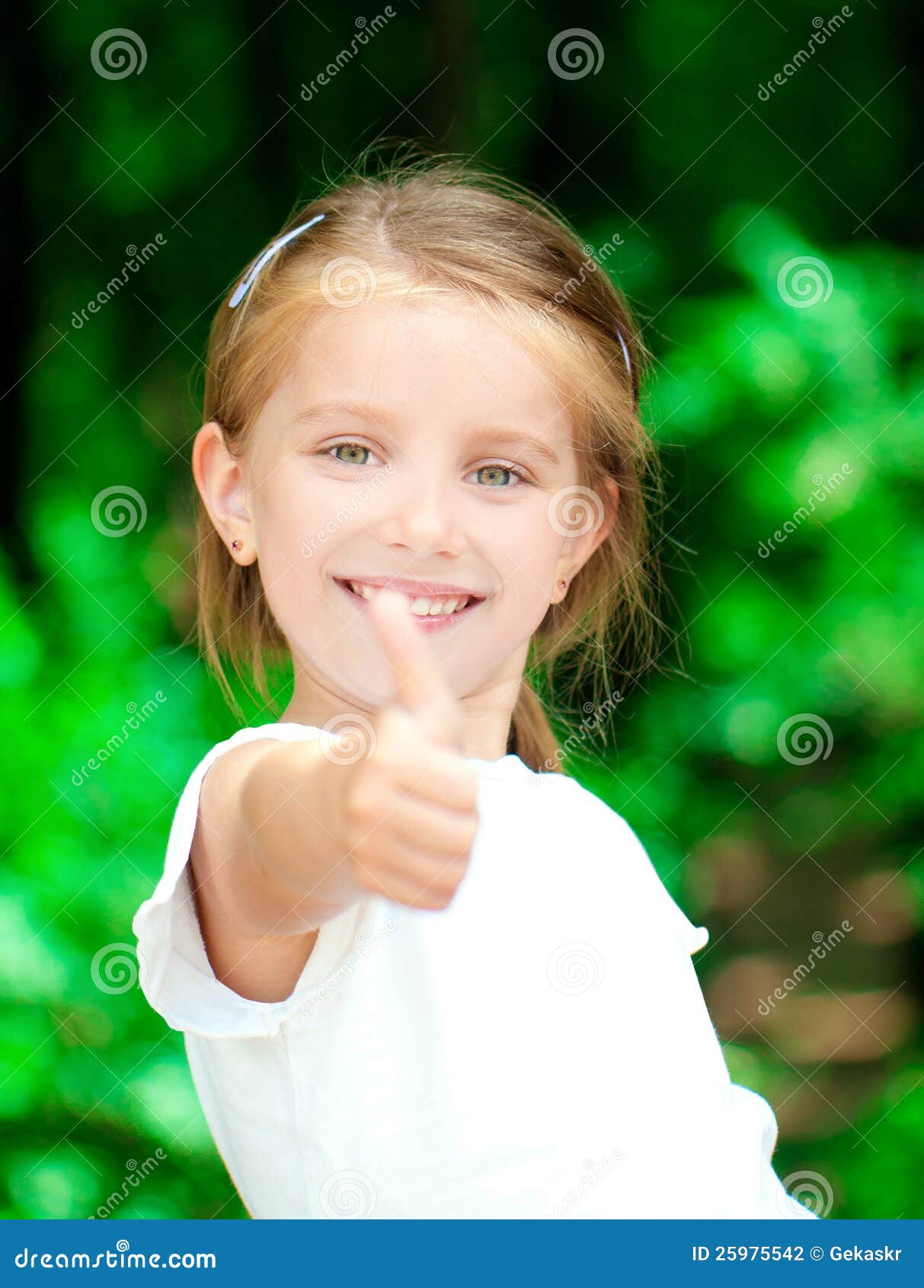 Ragazza Con Il Pollice in Su Fotografia Stock - Immagine di infanzia ...