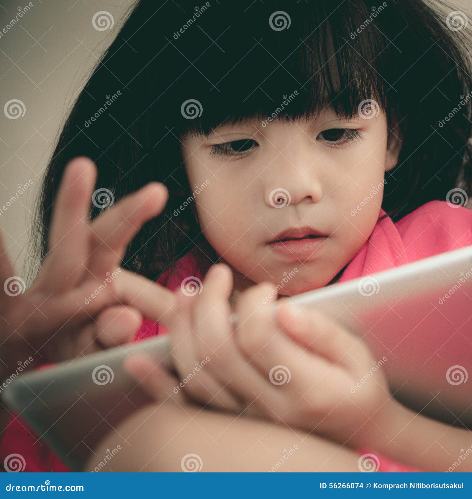 Ragazza con la compressa fotografia stock. Immagine di ritratto - 56266074