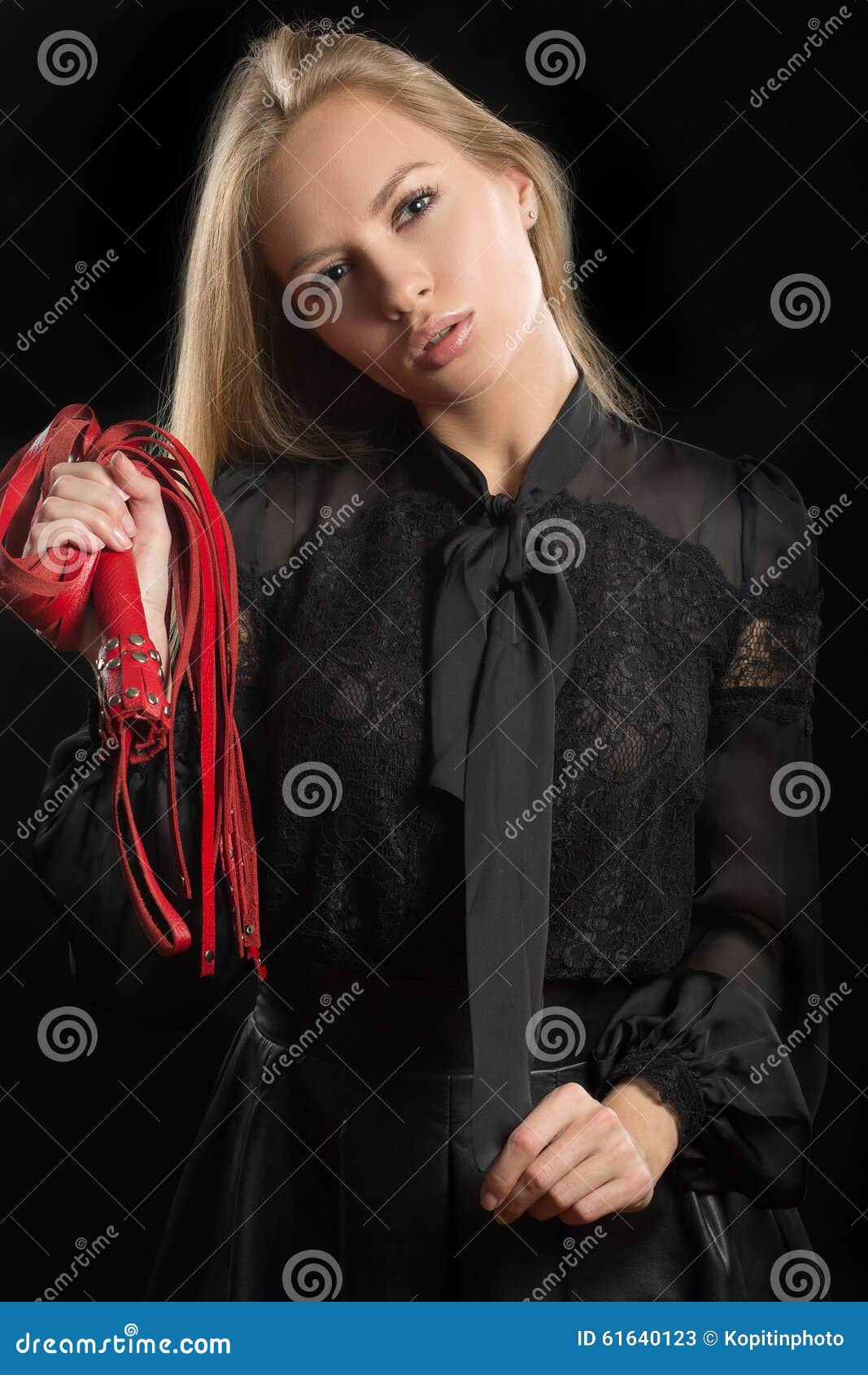 Ragazza Con La Frusta Di Cuoio Rossa Immagine Stock - Immagine di ...