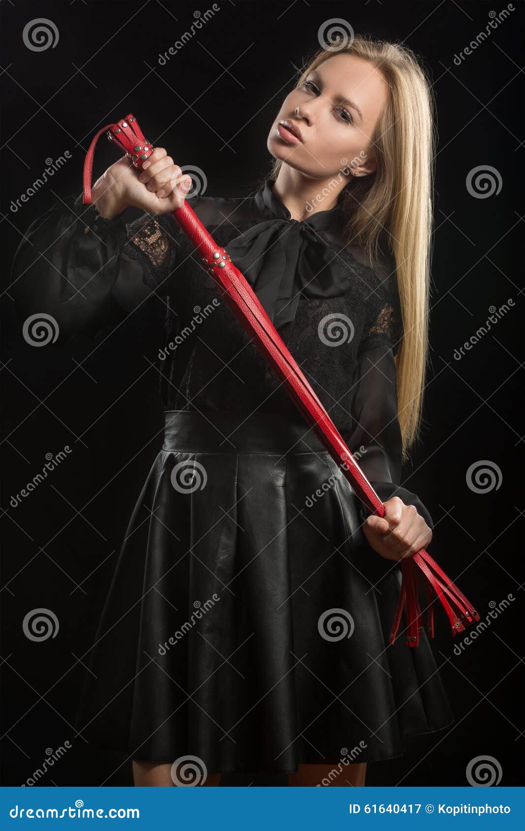 Ragazza Con La Frusta Di Cuoio Rossa Immagine Stock - Immagine di ...