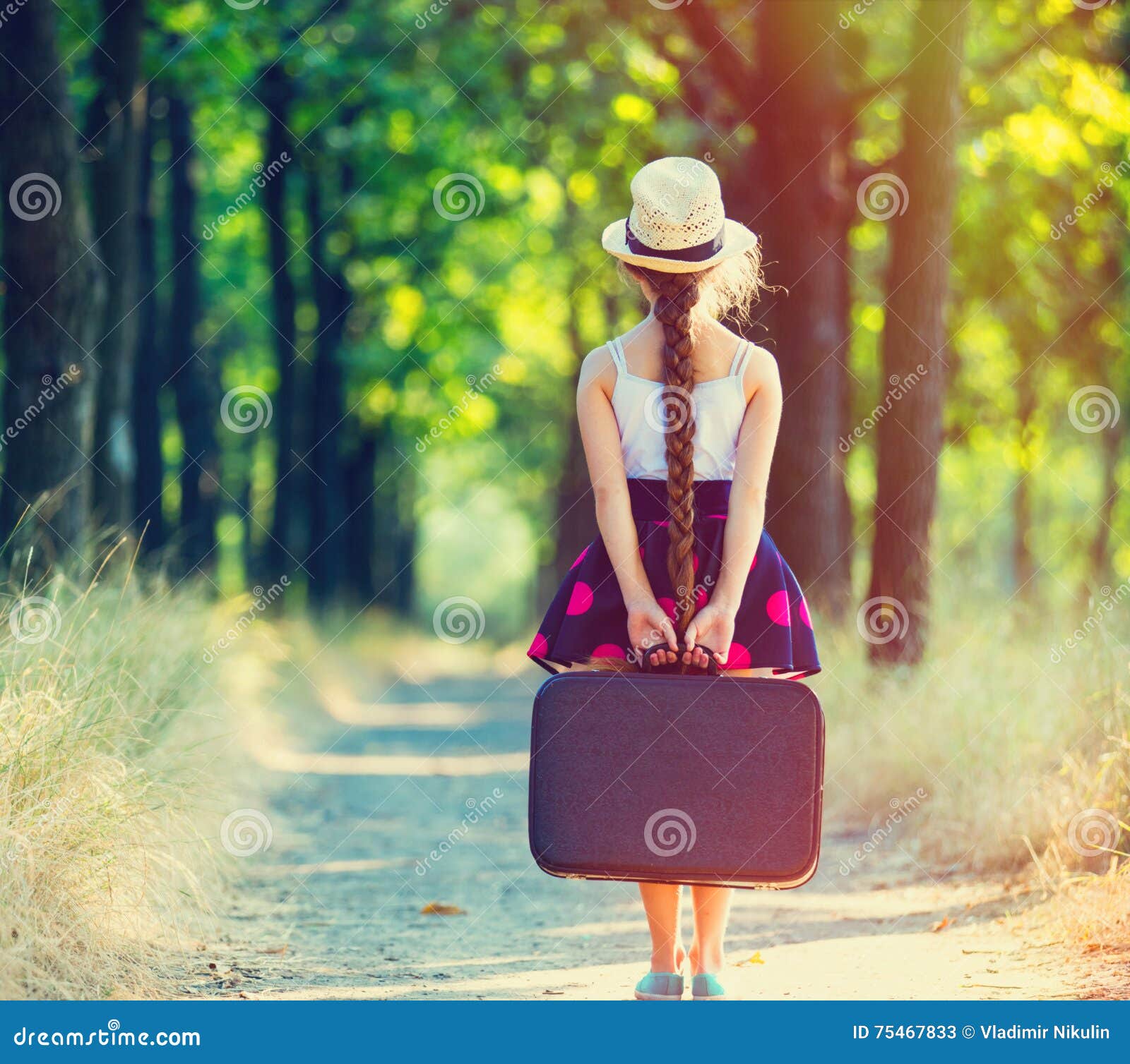 Ragazza con la valigia immagine stock. Immagine di valigia - 75467833