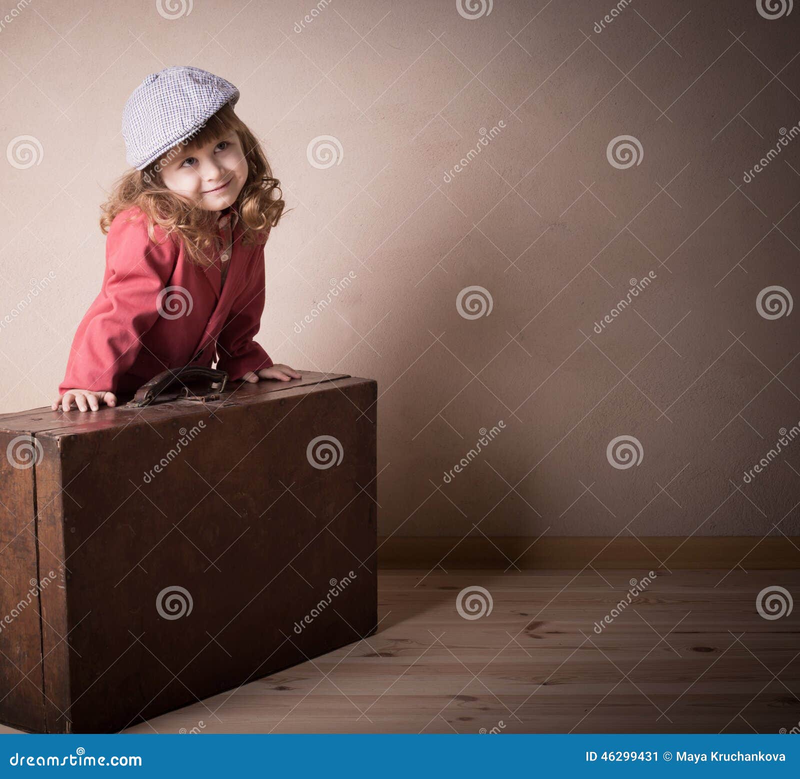 Ragazza Con La Valigia Dell'interno Immagine Stock - Immagine di uomo ...
