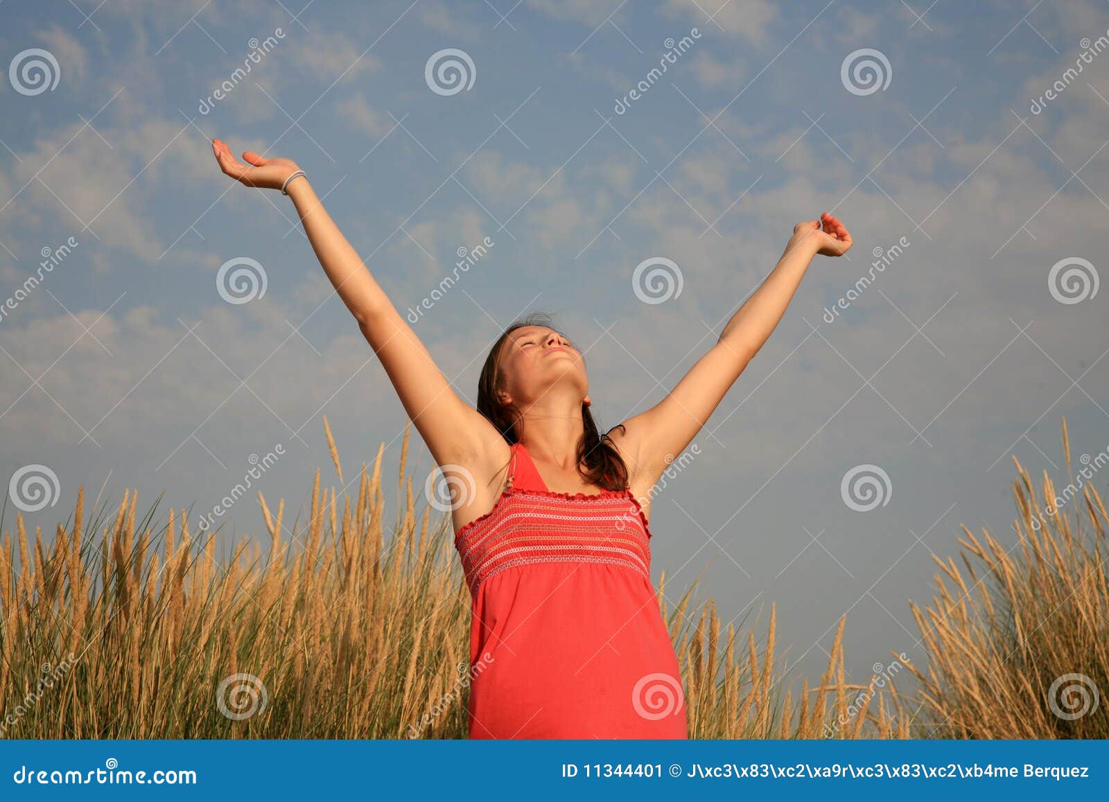 Ragazza Con Le Braccia Aperte Immagine Stock - Immagine di pozzo ...