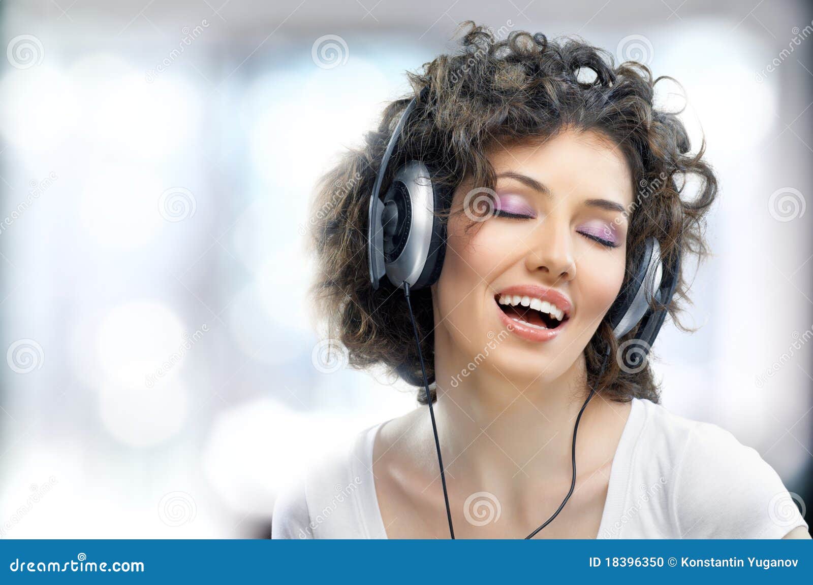 Ragazza con le cuffie fotografia stock. Immagine di musica - 18396350