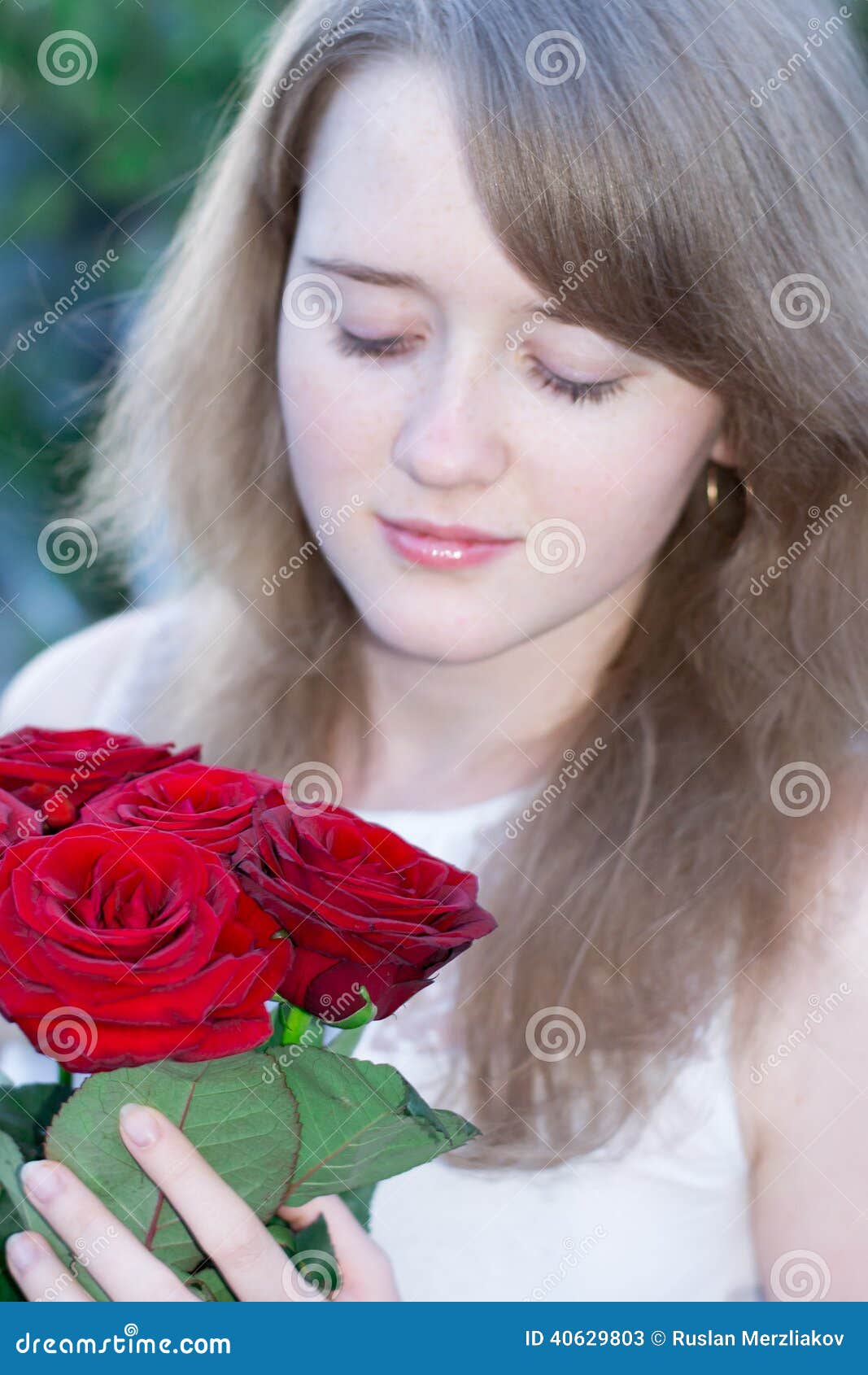 Ragazza con le rose immagine stock. Immagine di giorno - 40629803