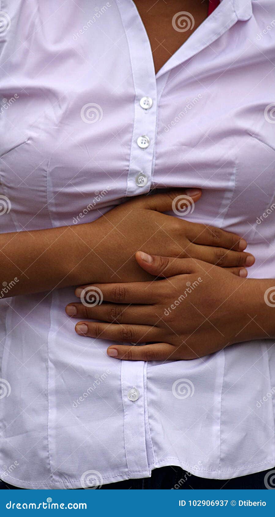 Ragazza con mal di stomaco immagine stock. Immagine di dolore - 102906937 Ragazza con mal di stomaco immagine stock. Immagine di dolore - 102906937