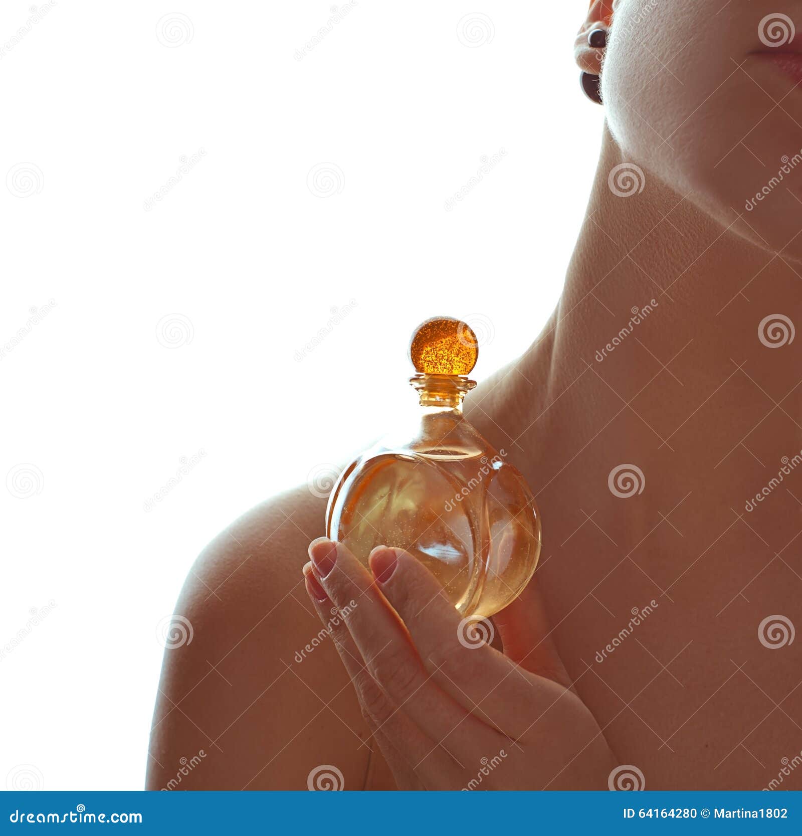 Ragazza con profumo fotografia stock. Immagine di eleganza - 64164280