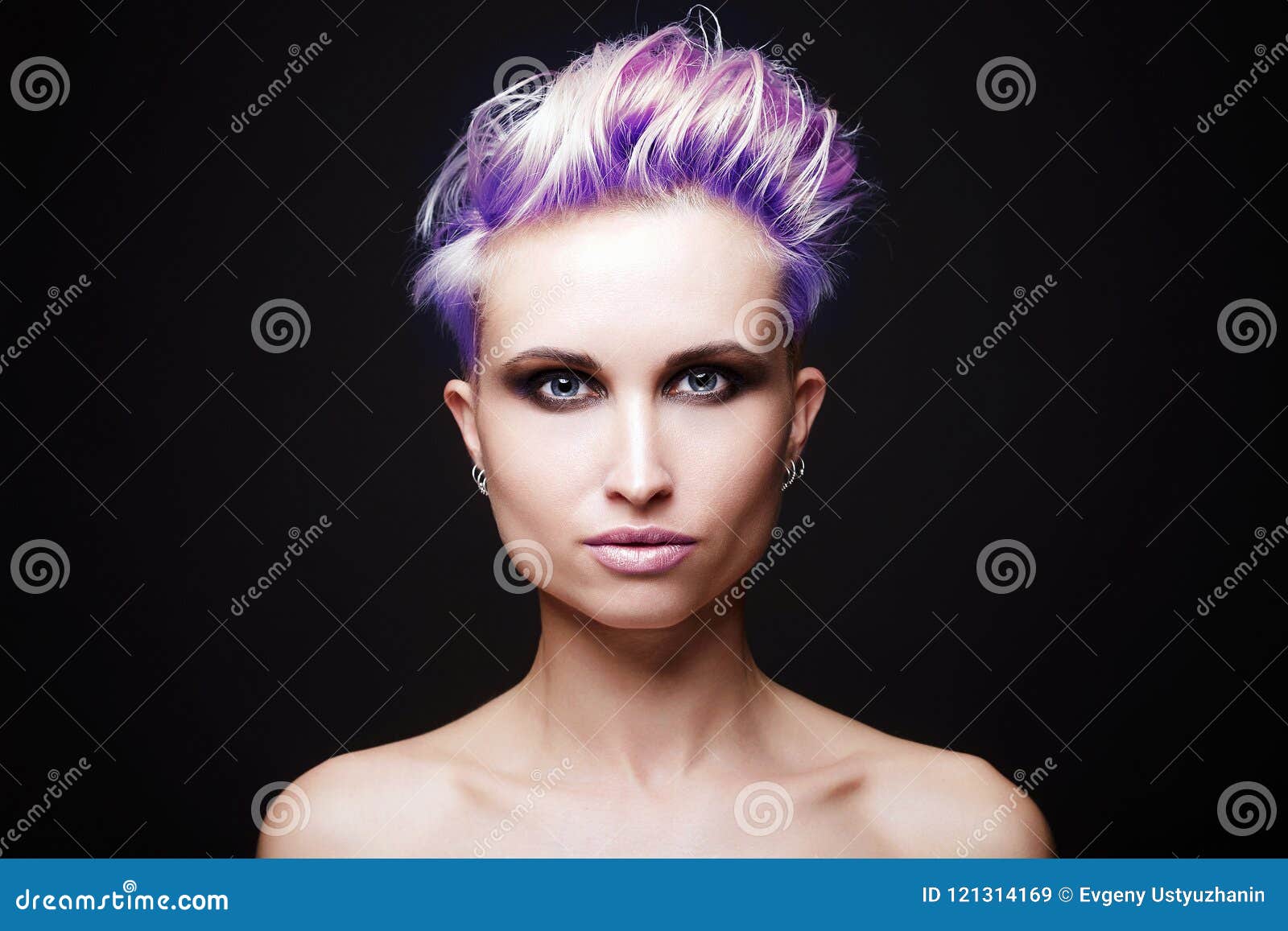 Ragazza Con Stile E Trucco Di Capelli Blu Immagine Stock - Immagine di ...
