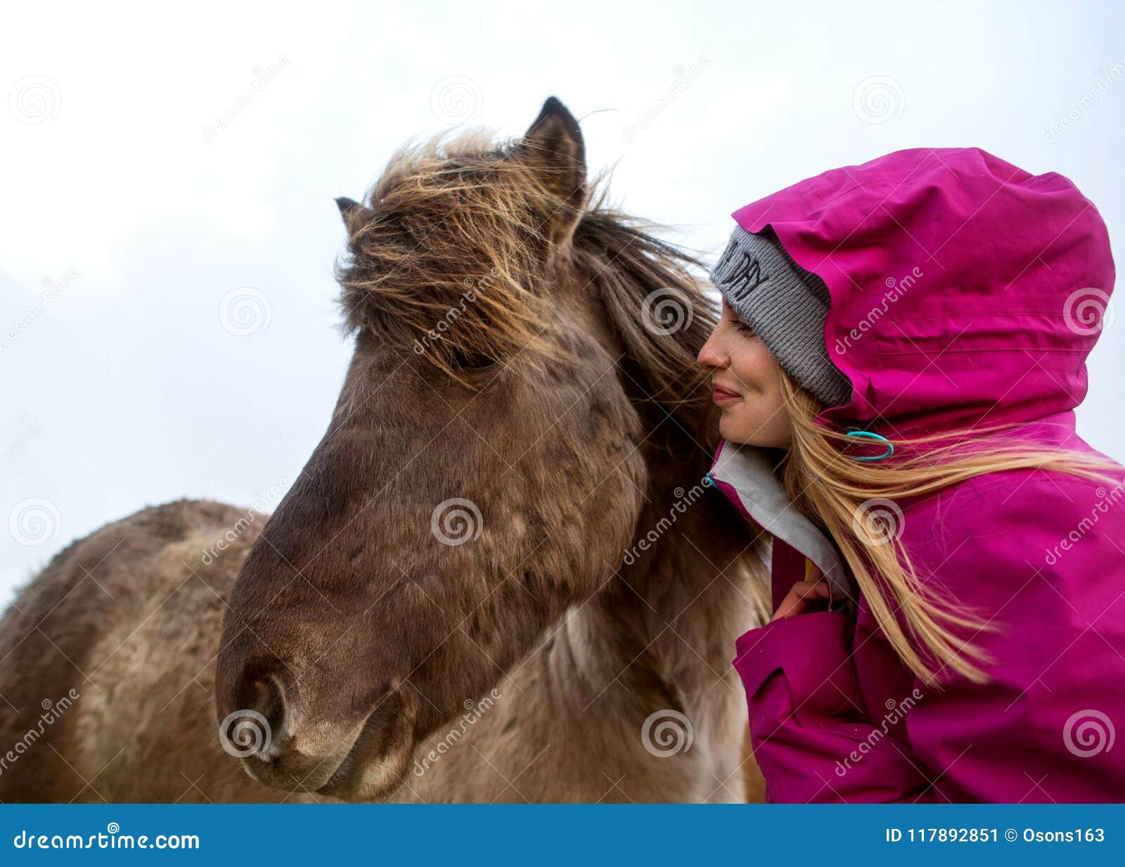 Ragazza Con Un Cavallo Che Abbraccia E Che Ride Immagine Stock ...