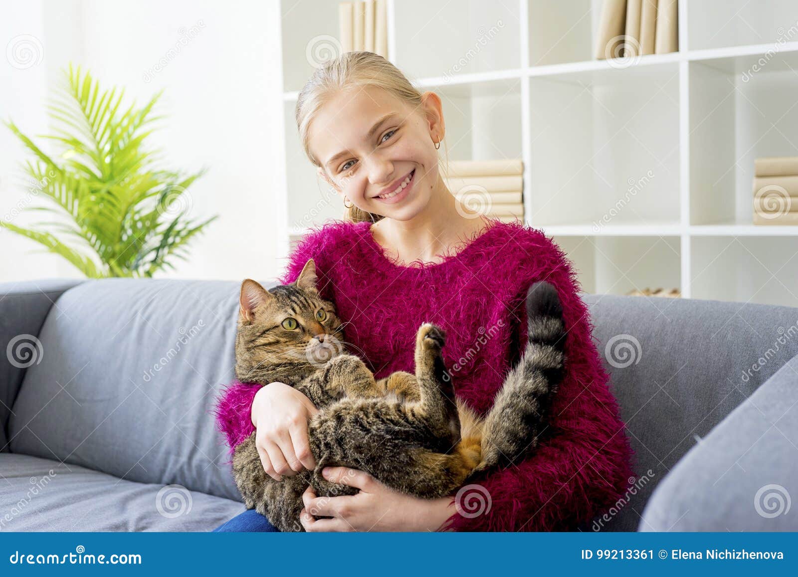 Ragazza con un gatto immagine stock. Immagine di carino - 99213361