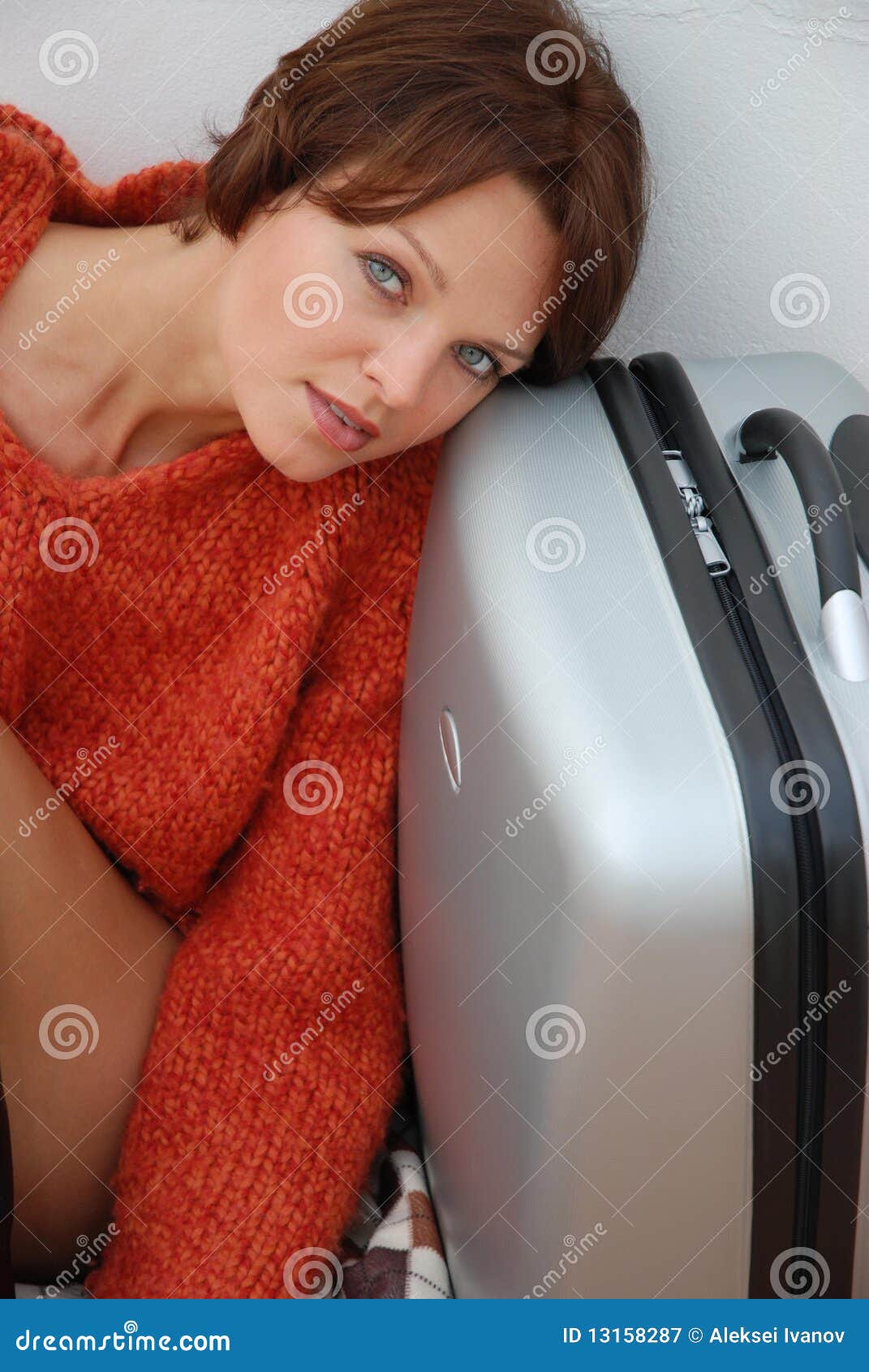 Ragazza con una valigia immagine stock. Immagine di osservare - 13158287