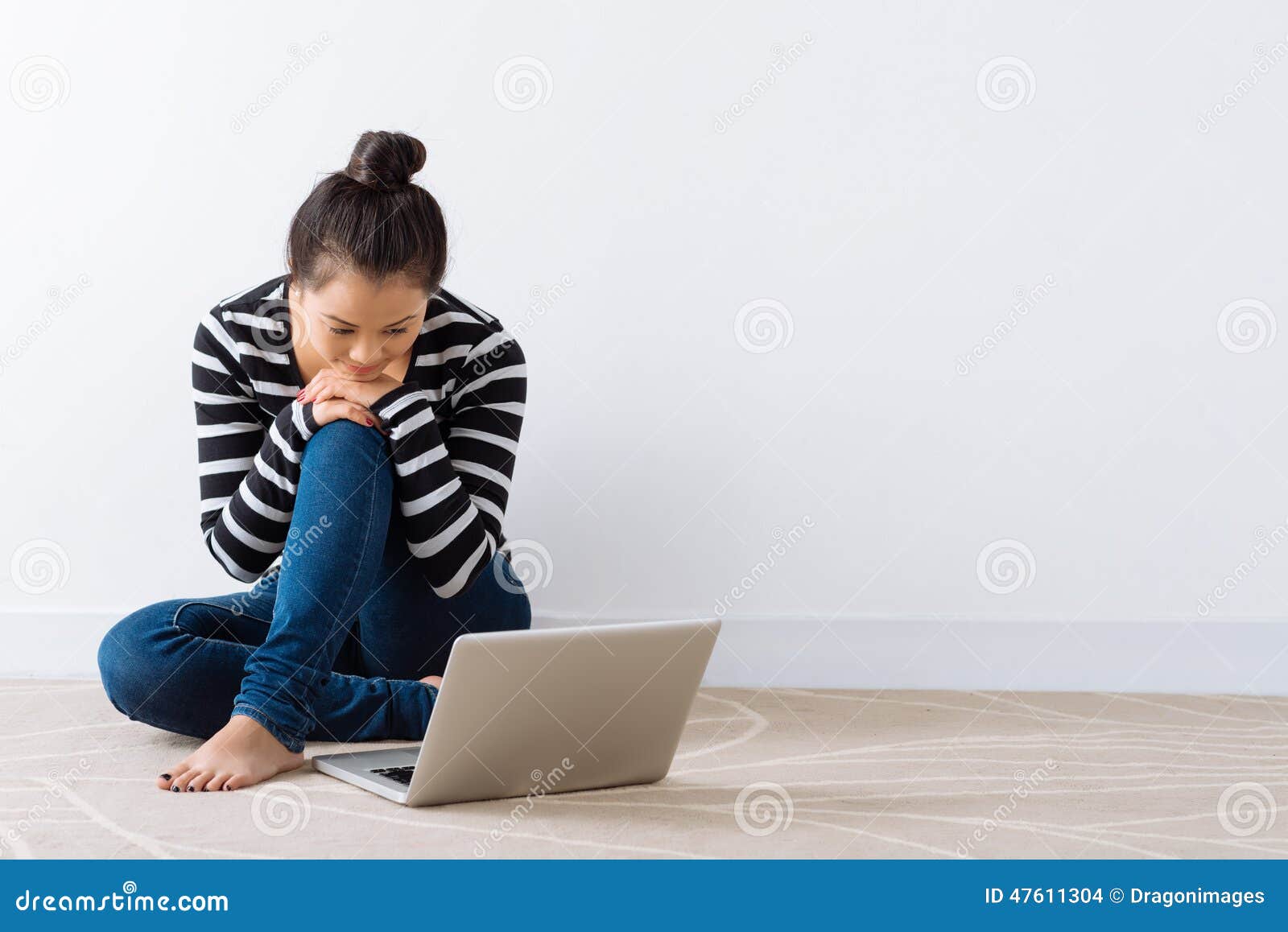 Ragazza Davanti Al Computer Portatile Fotografia Stock - Immagine di ...