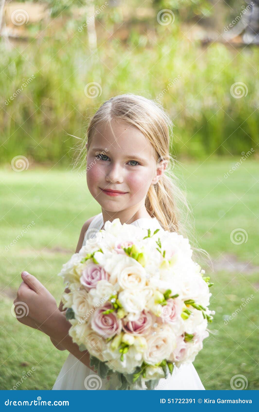 Ragazza Di Fiore Con Il Mazzo Immagine Stock - Immagine di unione ...