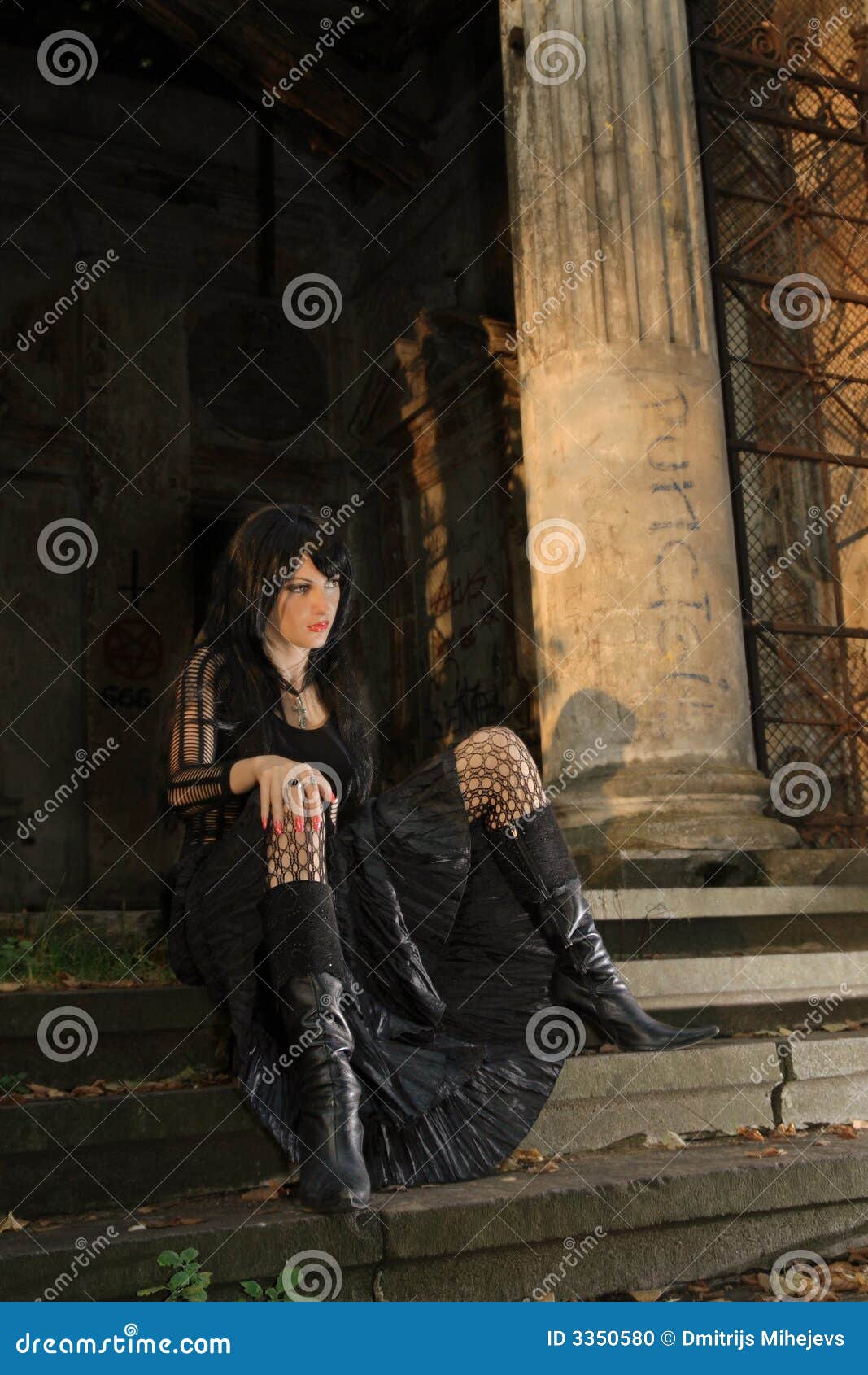 Ragazza di Goth fotografia stock. Immagine di gotico, concreto - 3350580