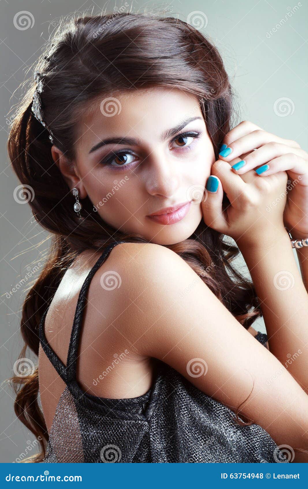 Ragazza Di Modello Teenager Fotografia Stock - Immagine di brunetta ...