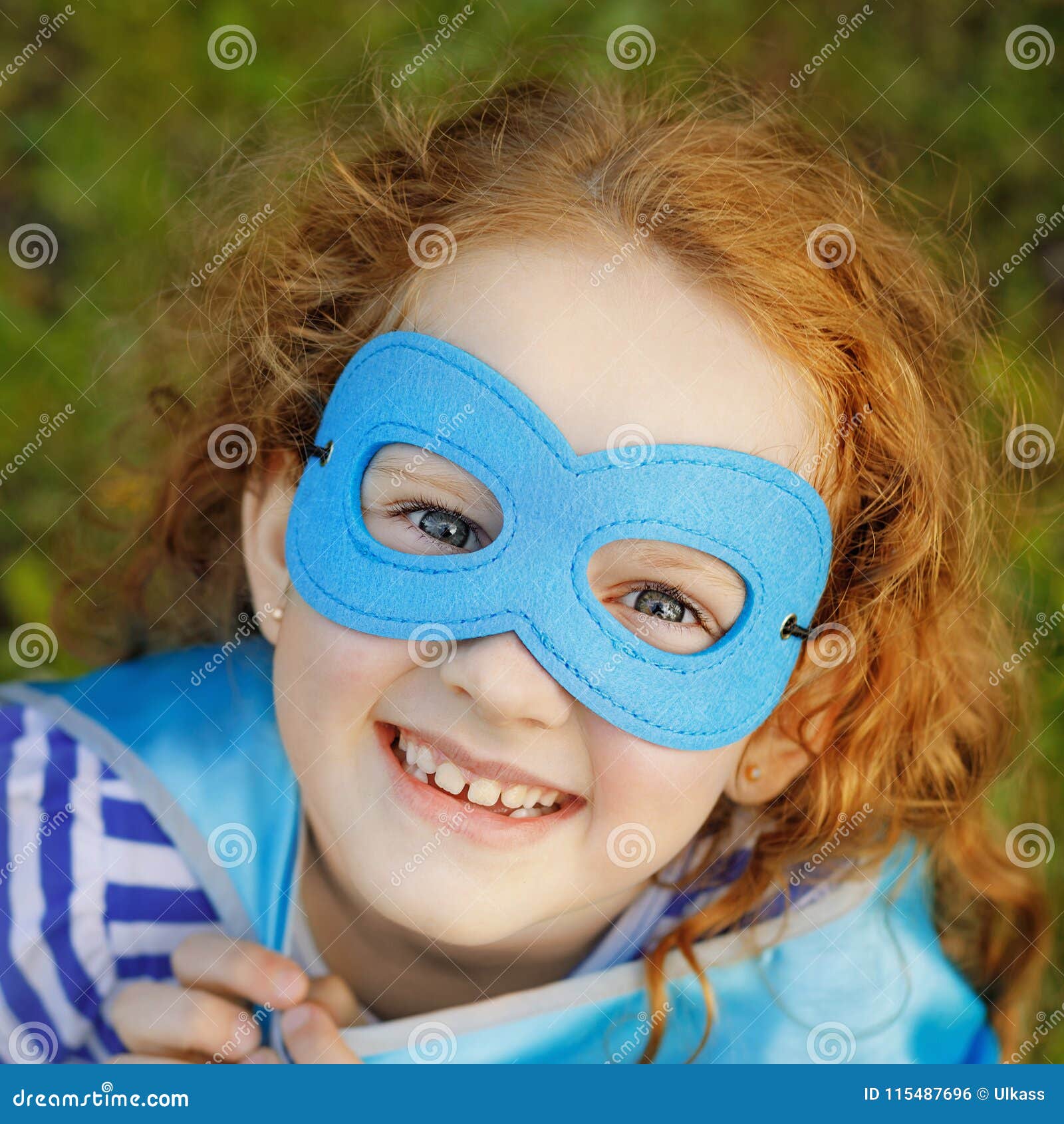 Ragazza Di Risata Con La Maschera Del Supereroe Fotografia Stock ... Ragazza Di Risata Con La Maschera Del Supereroe Fotografia Stock ...