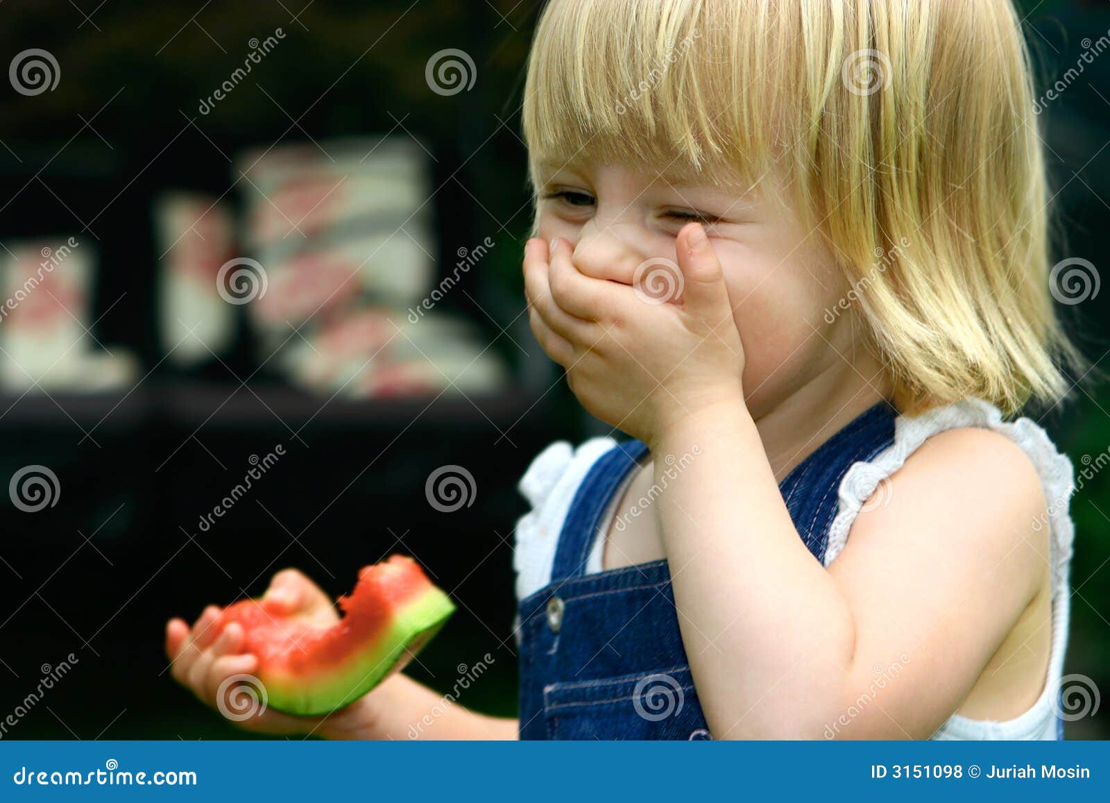 Ragazza Di Risata Del Bambino Fotografia Stock - Immagine di frutta ...