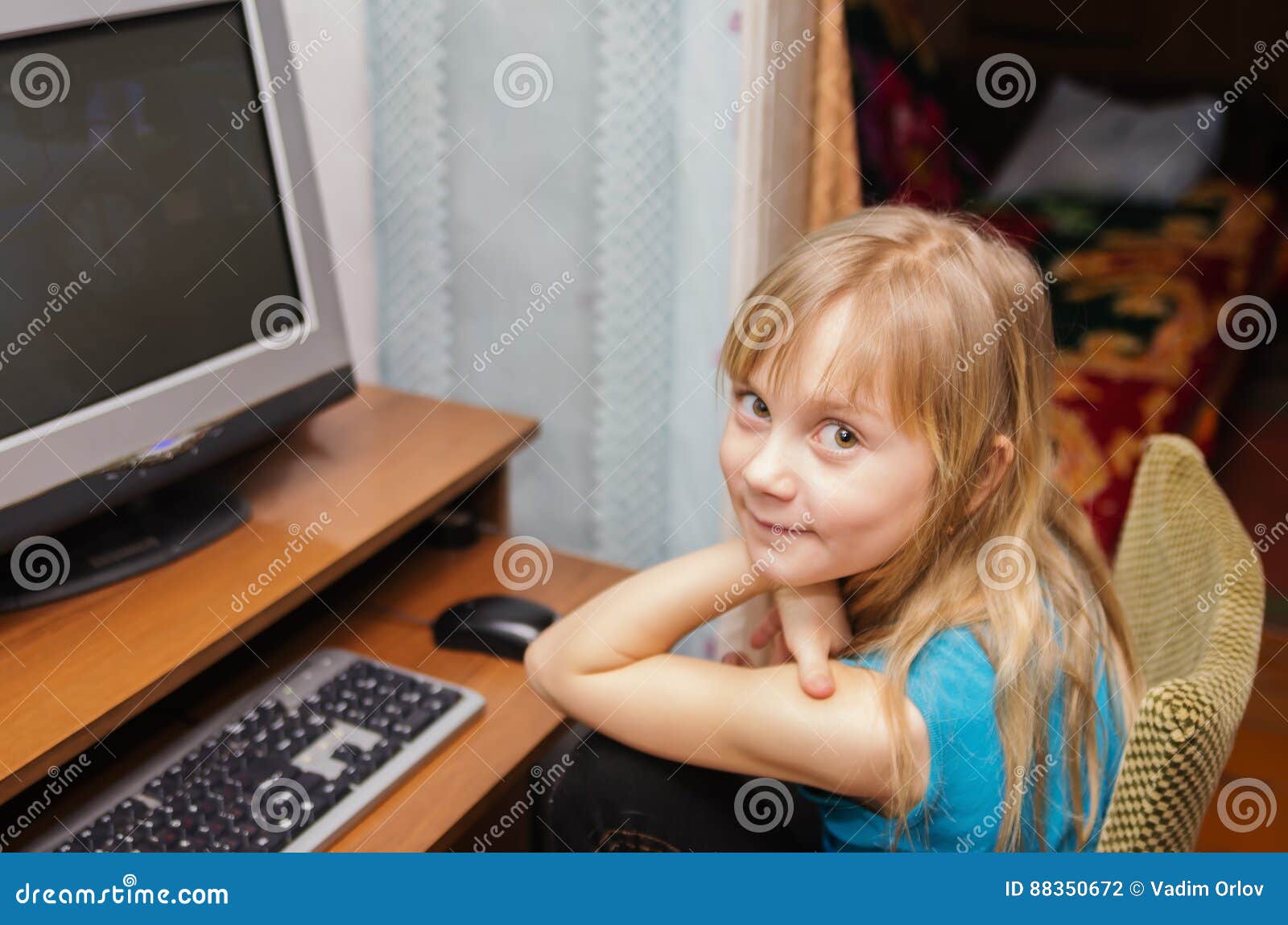 Ragazza Di Sette Anni Al Computer Fotografia Stock - Immagine di figlia ...