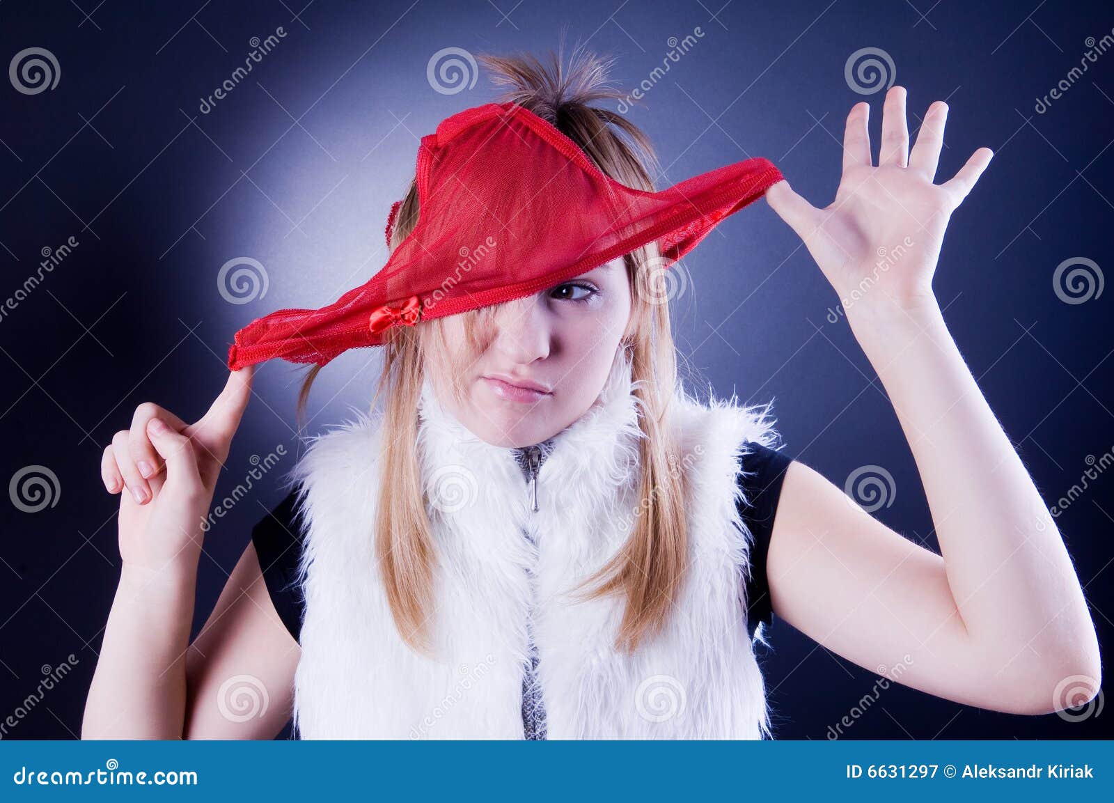 Ragazza Divertente Con Le Mutandine Sulla Testa Immagine Stock ...