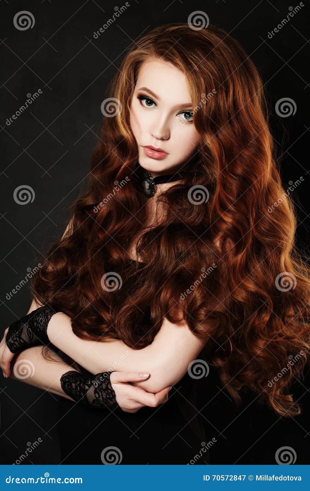 Ragazza Elegante Con Capelli Ricci Rossi Immagine Stock - Immagine di ...