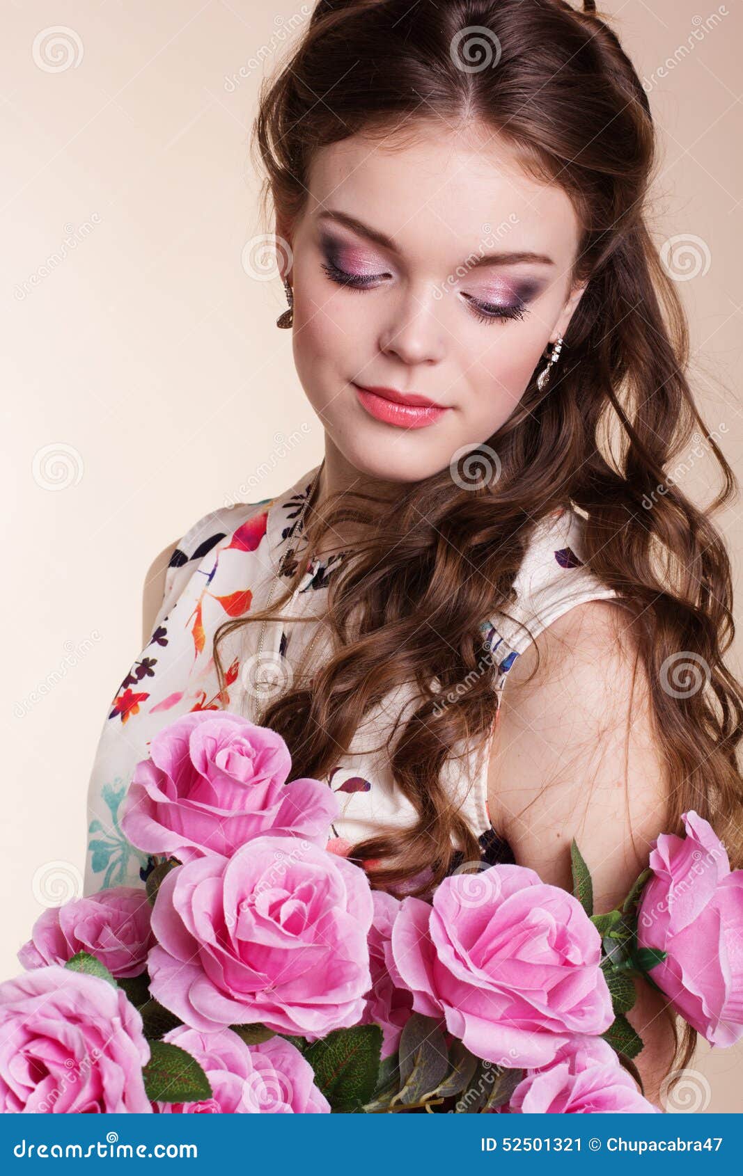 Ragazza Graziosa Con Le Rose Rosa Immagine Stock - Immagine di adulto ...