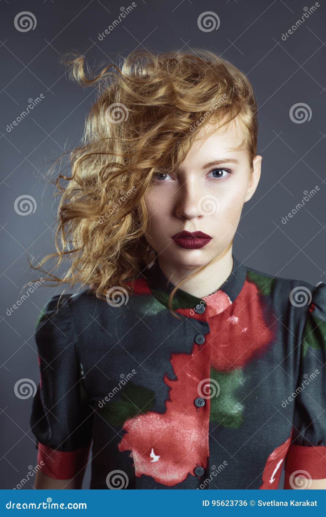 Ragazza Graziosa Dai Capelli Rossi in Vestito Variopinto Fotografia ...
