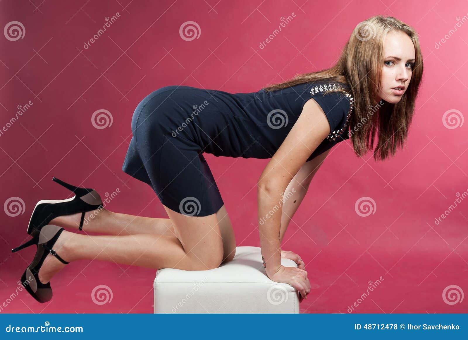 Ragazza Graziosa Snella Attraente Sulle Sue Ginocchia Fotografia Stock Immagine Di Corpo
