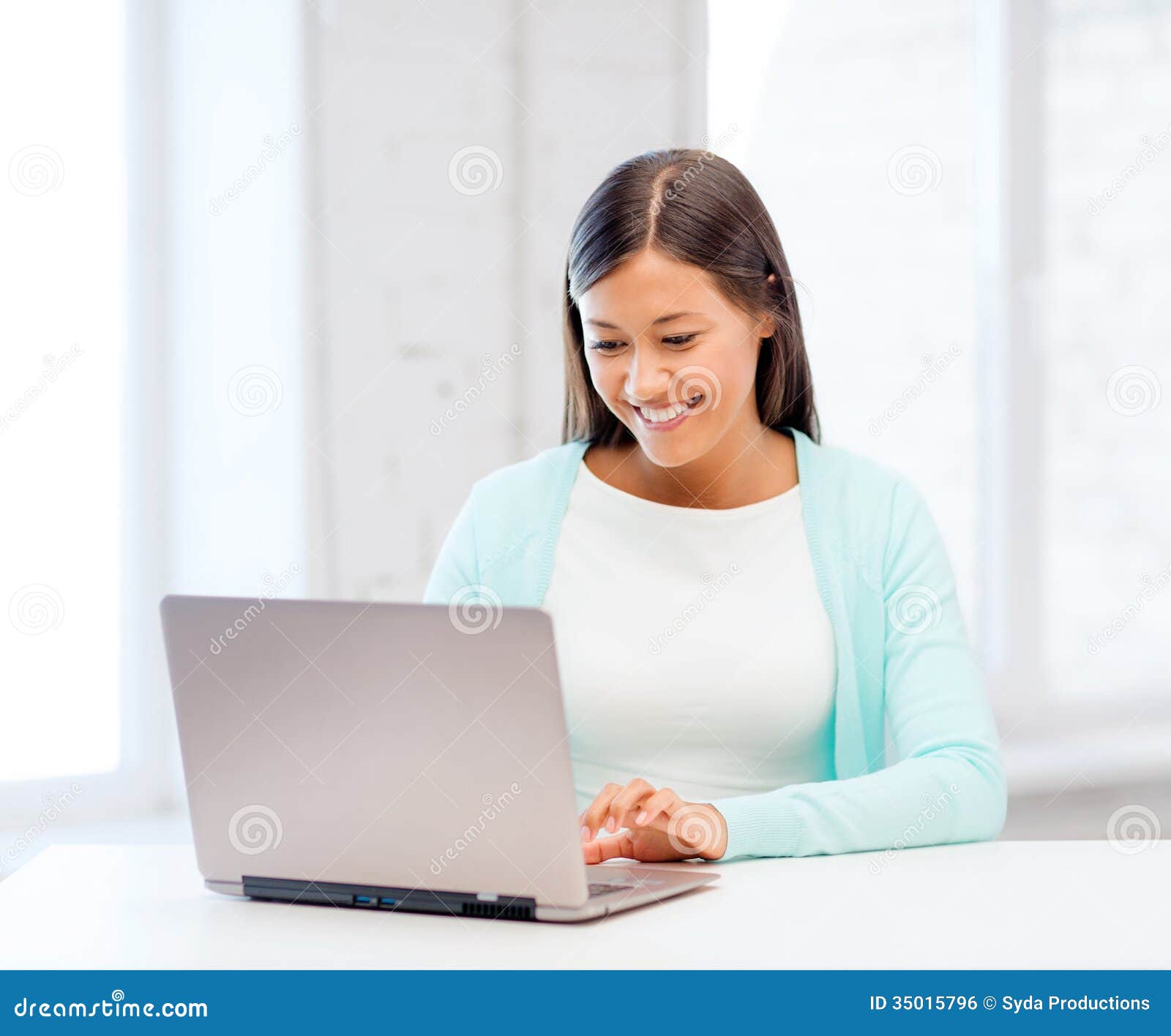 Ragazza Internazionale Dello Studente Con Il Computer Portatile Alla ...