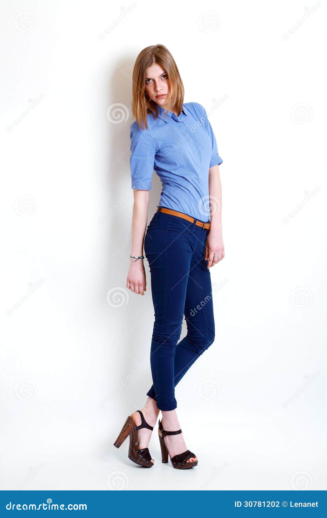 Ragazza in Jeans Alla Moda Di Modo Fotografia Stock - Immagine di ...