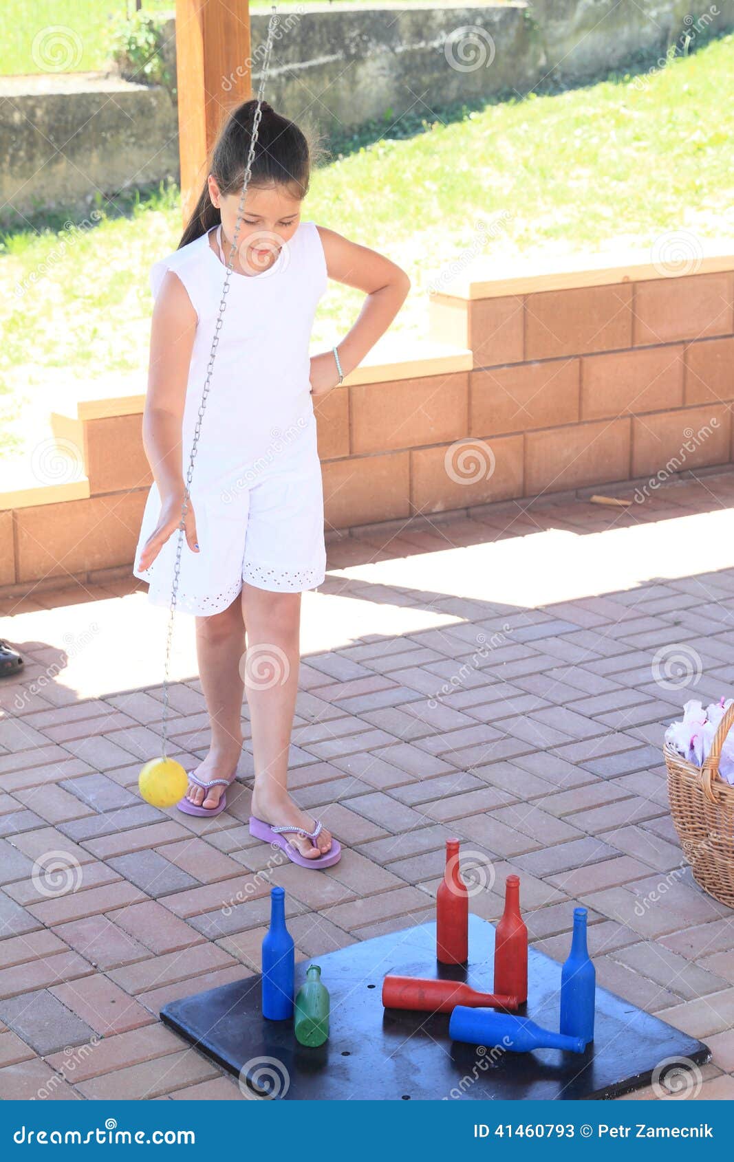 Ragazza Nel Bianco Che Gioca I Birilli Immagine Stock - Immagine di ...