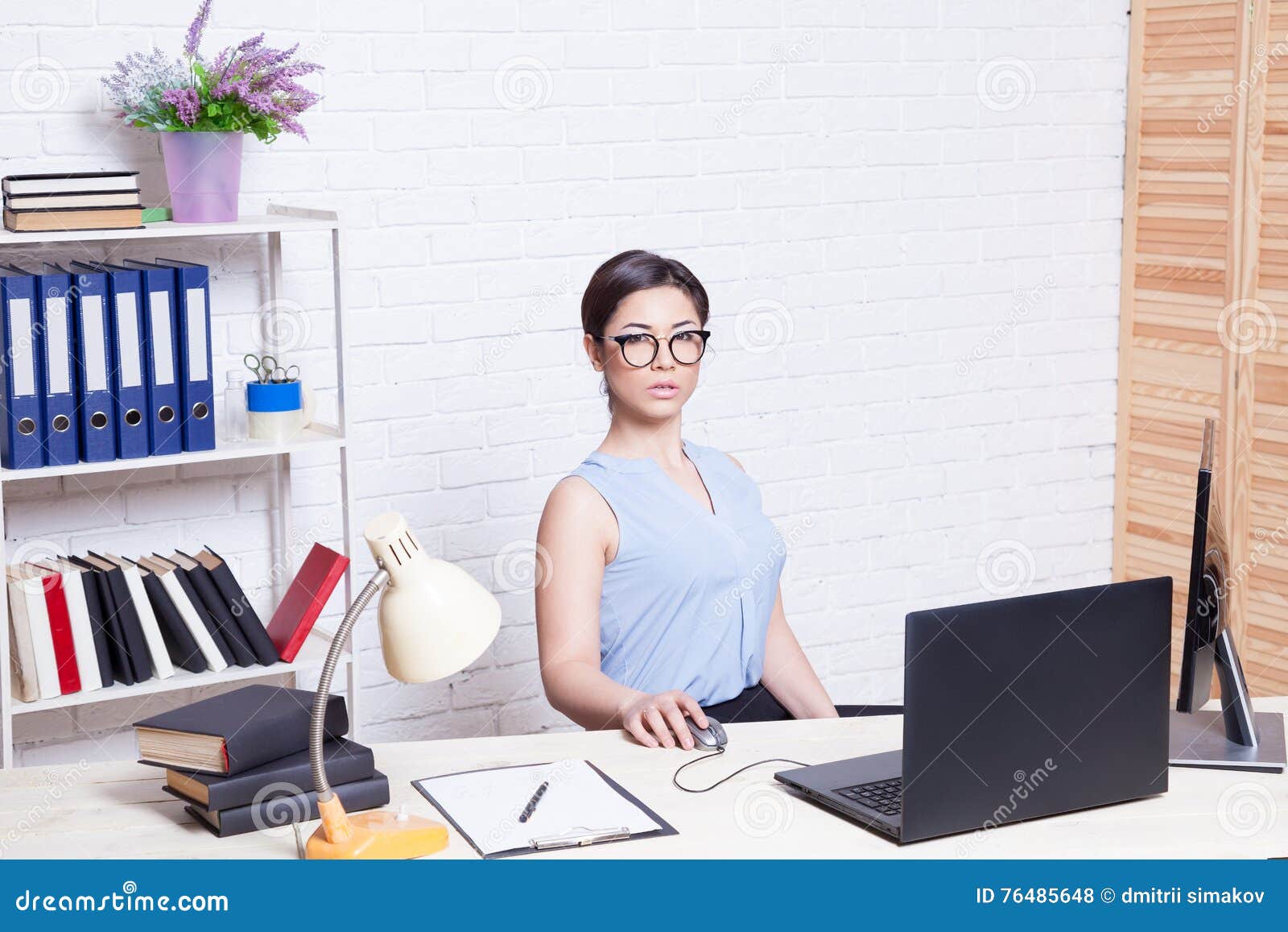 Ragazza Nel Posto Di Lavoro Al Computer Nell'ufficio Fotografia Stock ...