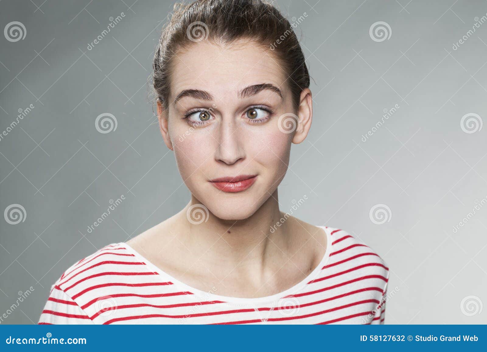 Ragazza Osservata Attraversata Che Sembra Pazza Fotografia Stock ...