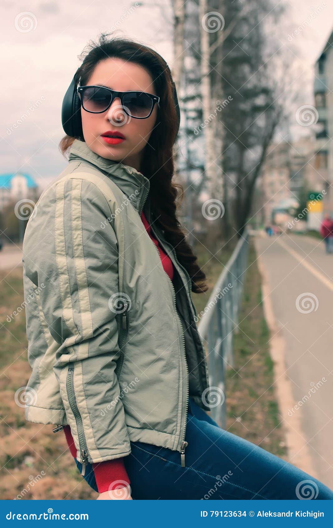 Ragazza in Parco Con La Cuffia Fotografia Stock - Immagine di adulto ...