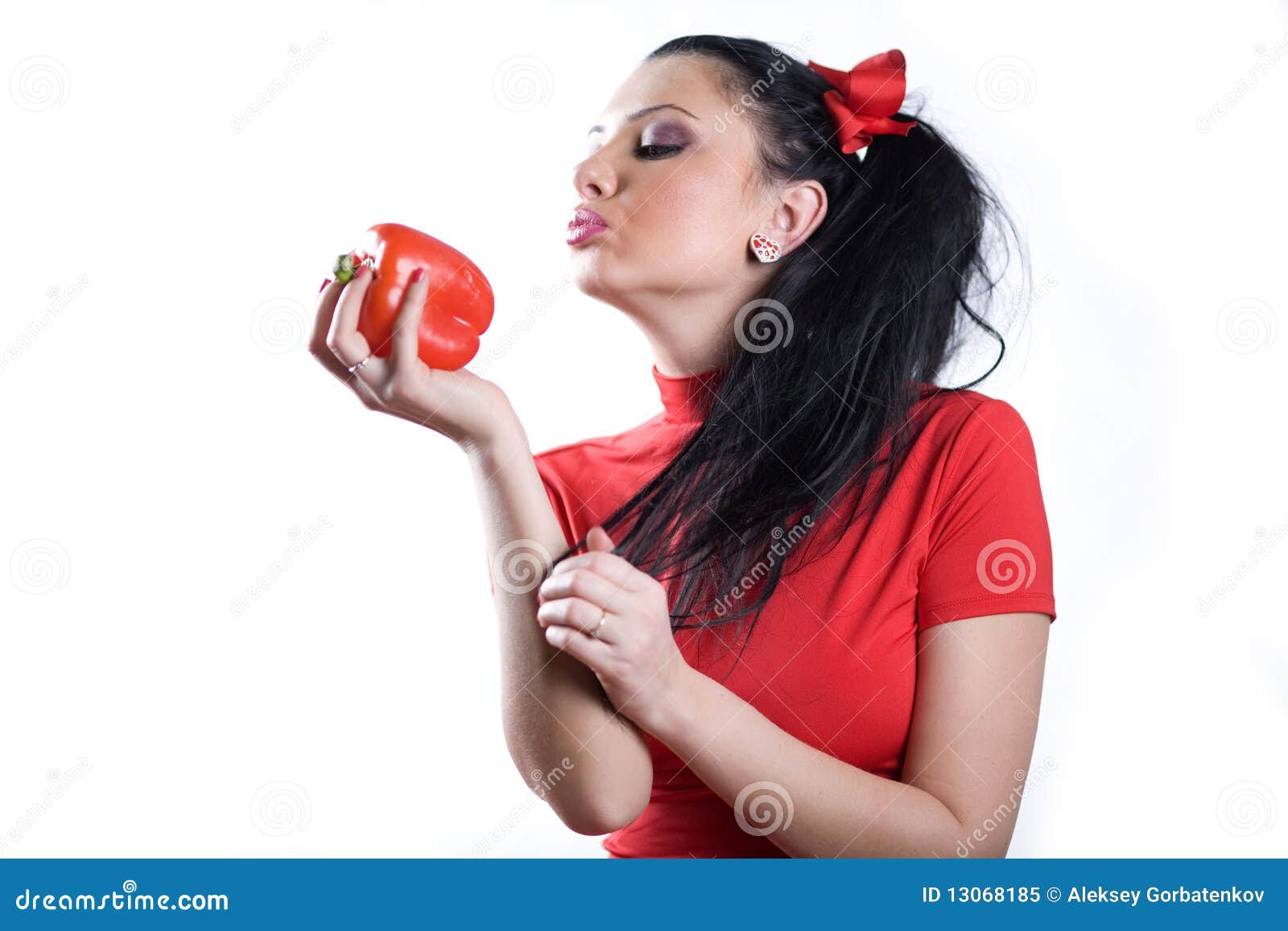 Ragazza Piacevole in Vestito Rosso Con Peperone Dolce Immagine Stock ...