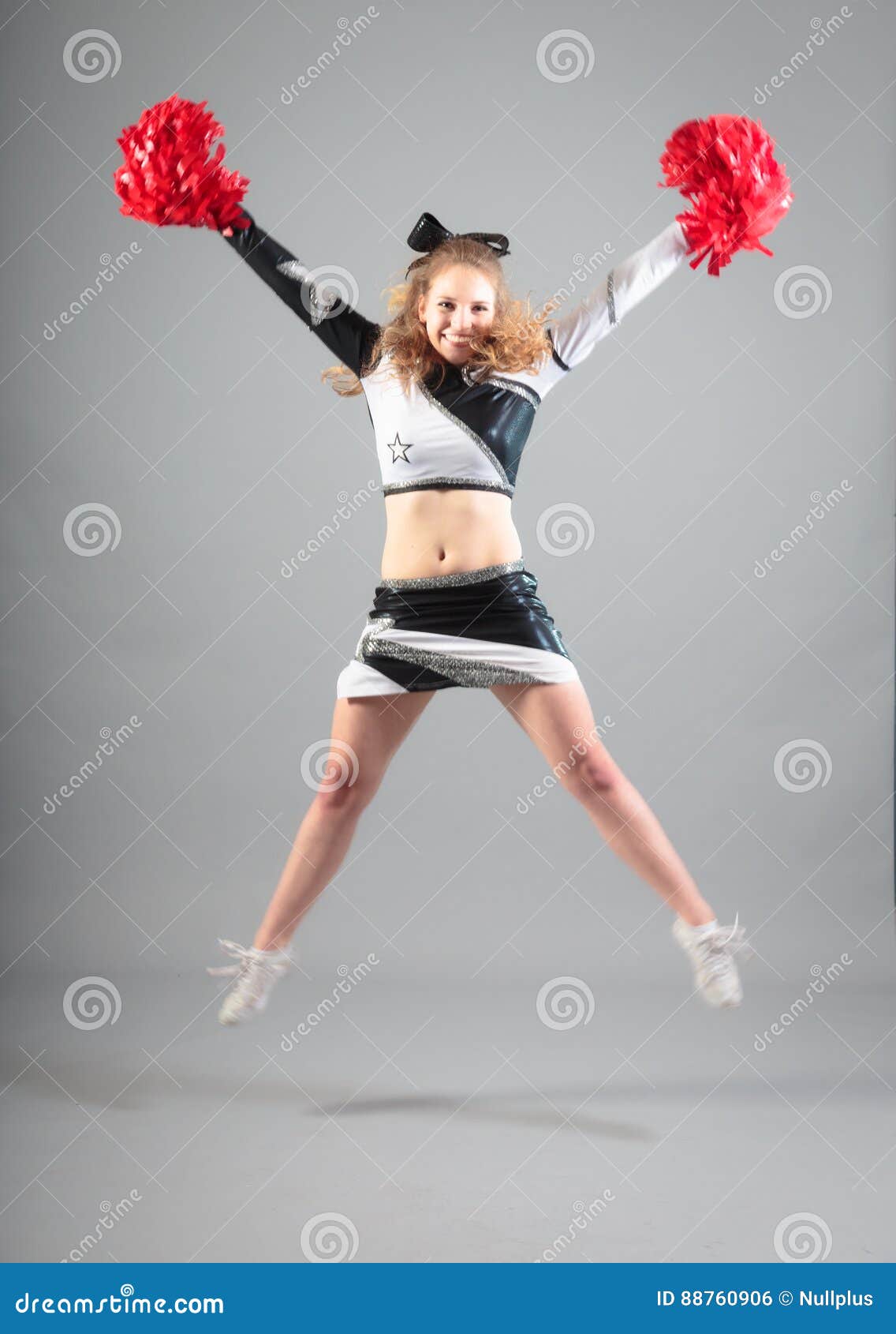 Ragazza Pon Pon Jumping in Studio Fotografia Stock - Immagine di ...