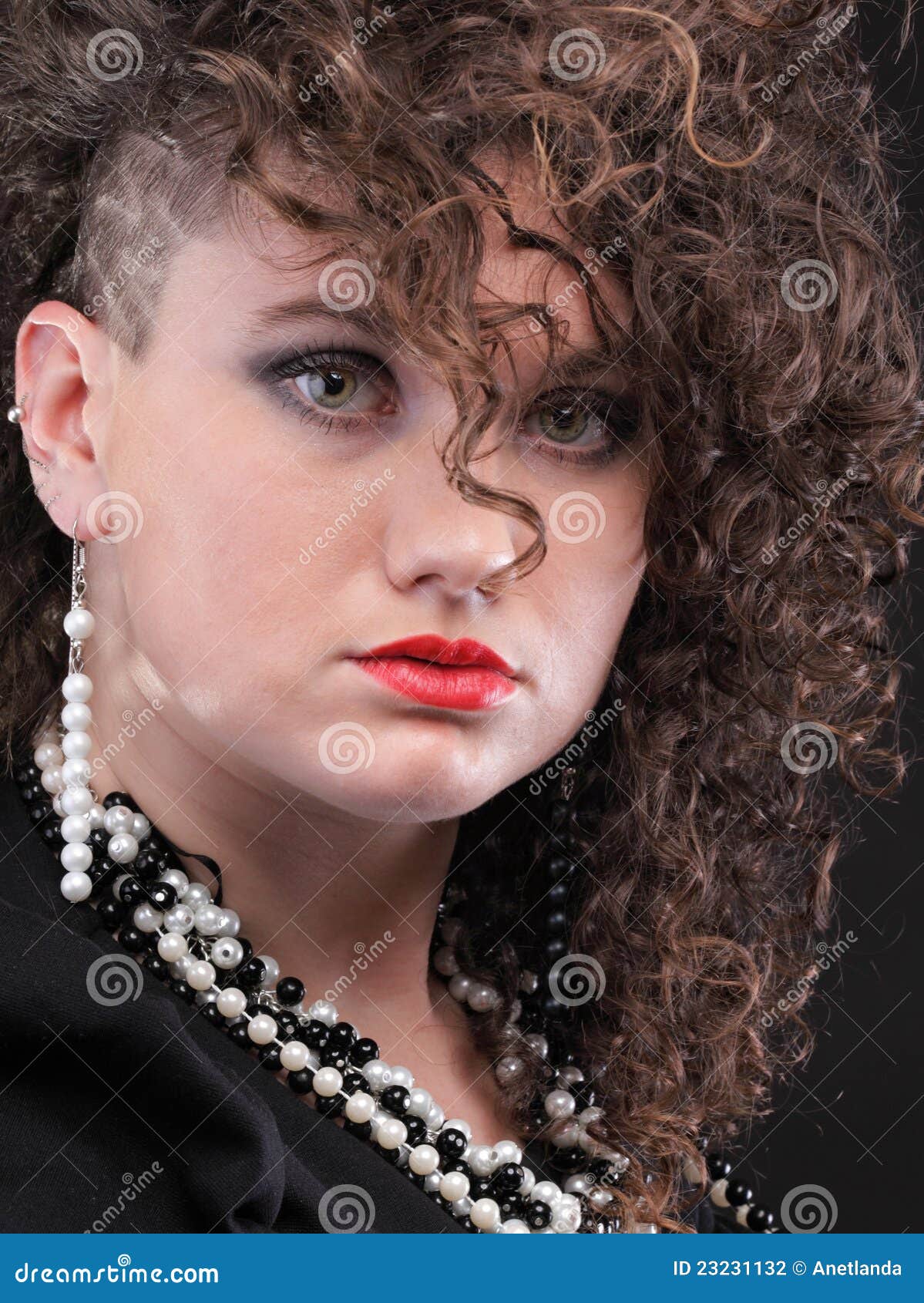 Ragazza Riccia Della Donna Piercing Eccellente Dell'orecchio Fotografia ...