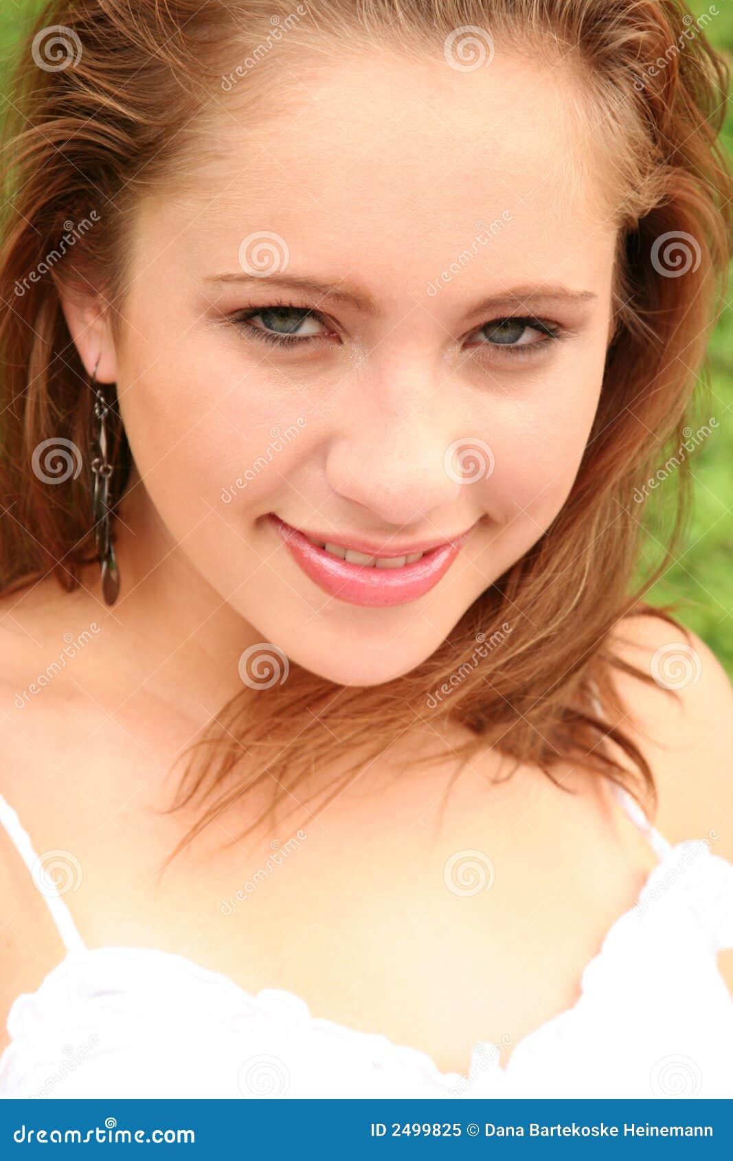 Ragazza sorridente immagine stock. Immagine di carino - 2499825