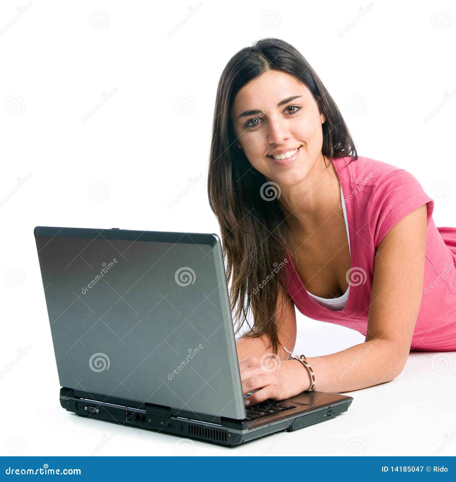 Ragazza Sorridente Che Lavora Al Computer Portatile Immagine Stock ...