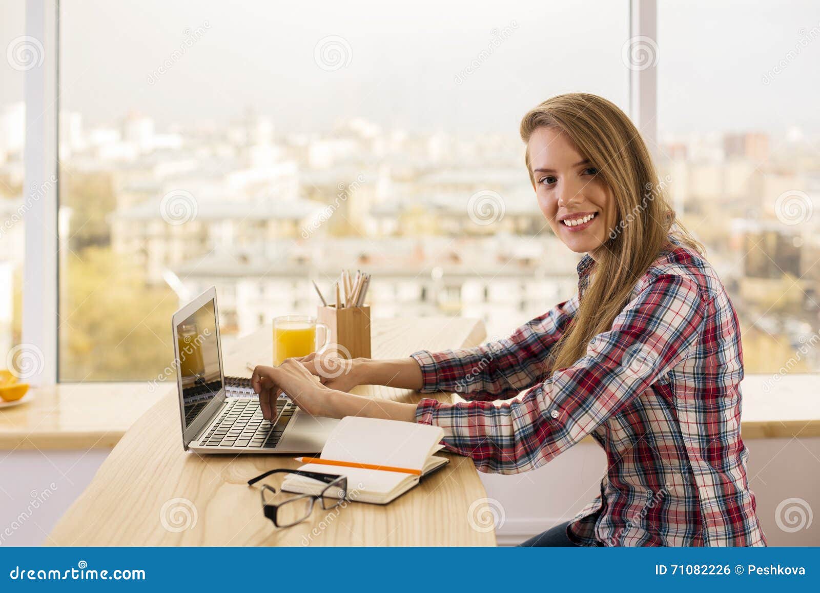Ragazza Sorridente Che Lavora Al Computer Portatile Fotografia Stock ...