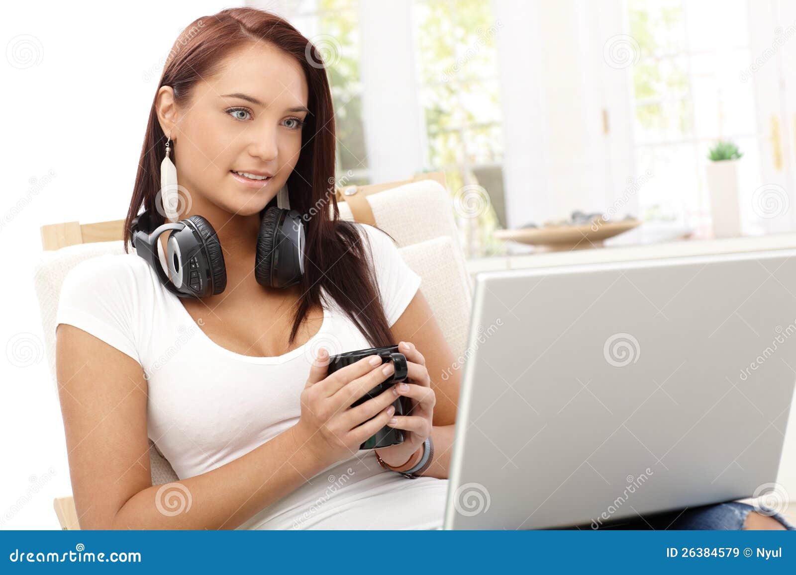 Ragazza Sorridente Con Le Cuffie Che Guarda Computer Portatile Immagine ...