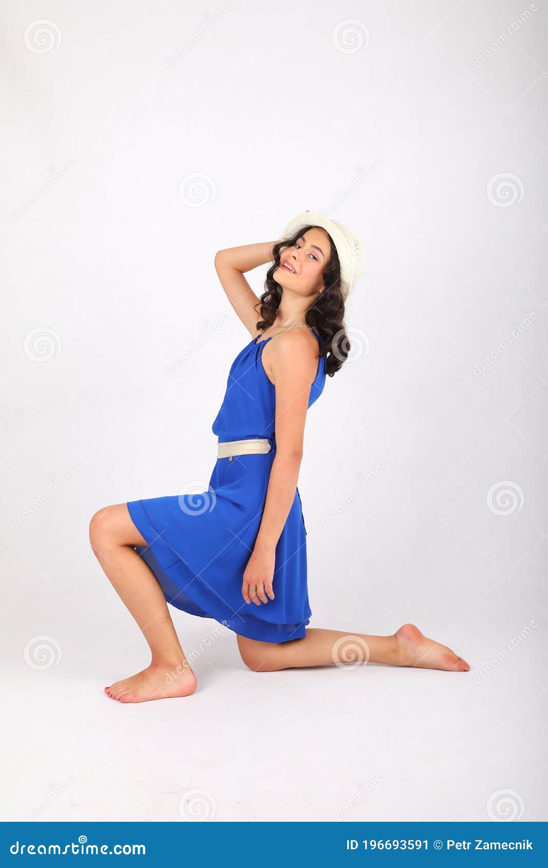 Ragazza Sorridente E Adolescente In Abito Blu Immagine Stock Immagine